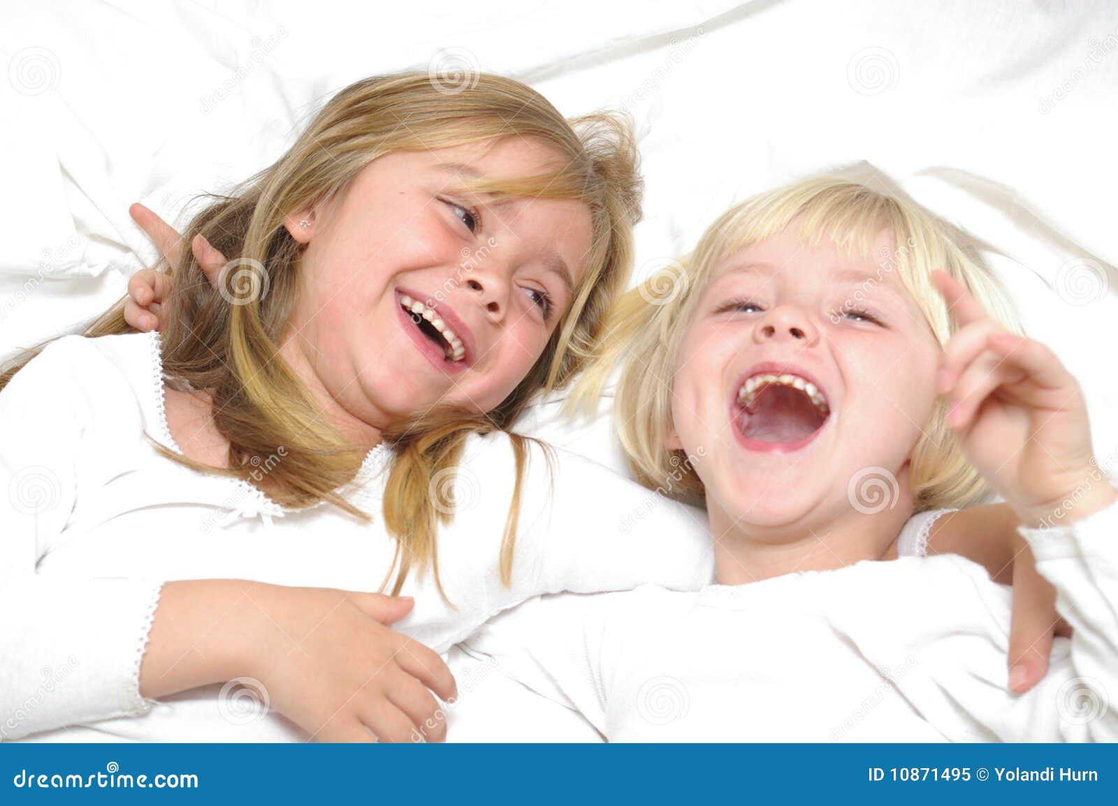 Una Risata Delle Due Ragazze Immagine Stock - Immagine di base, bambini ...