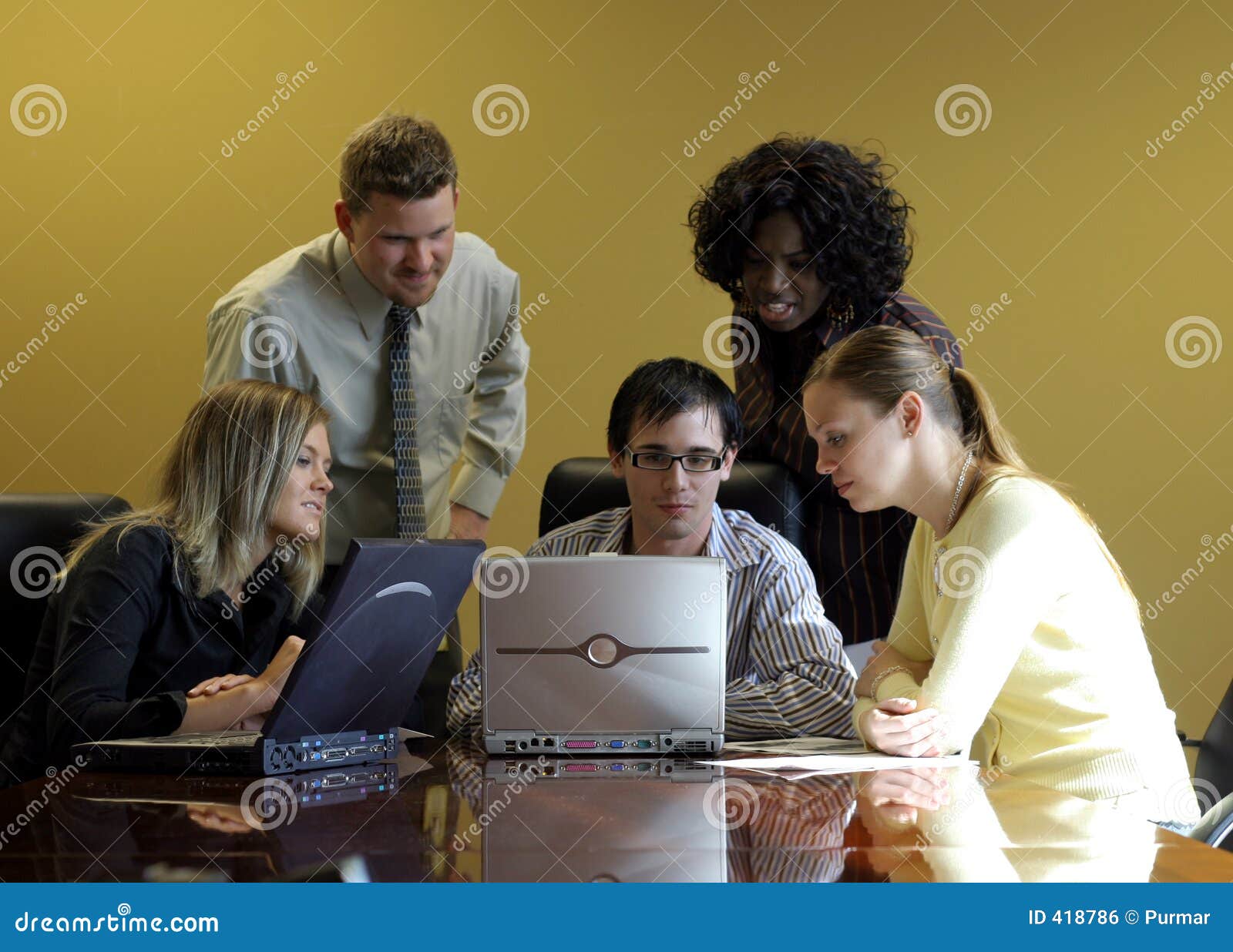 In una riunione 1 fotografia stock. Immagine di gruppo - 418786