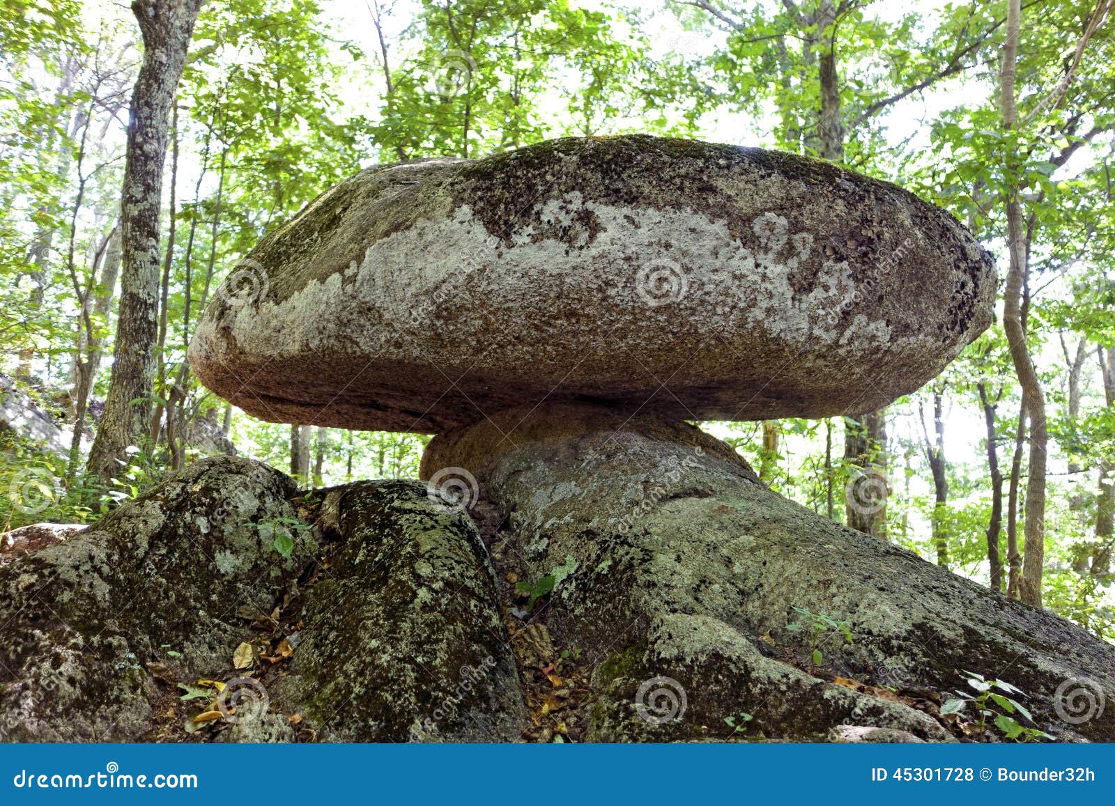 Una Roca Grande, Perfectamente Equilibrada Foto de archivo - Imagen de ...