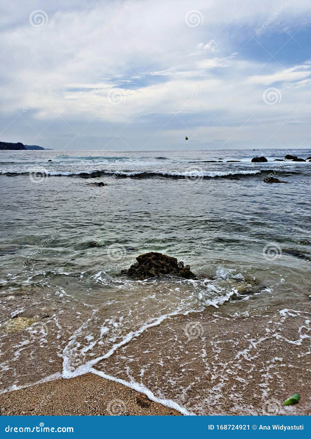 Una Roccia Nel Mezzo Dell'onda Immagine Stock - Immagine di nube, onda ...
