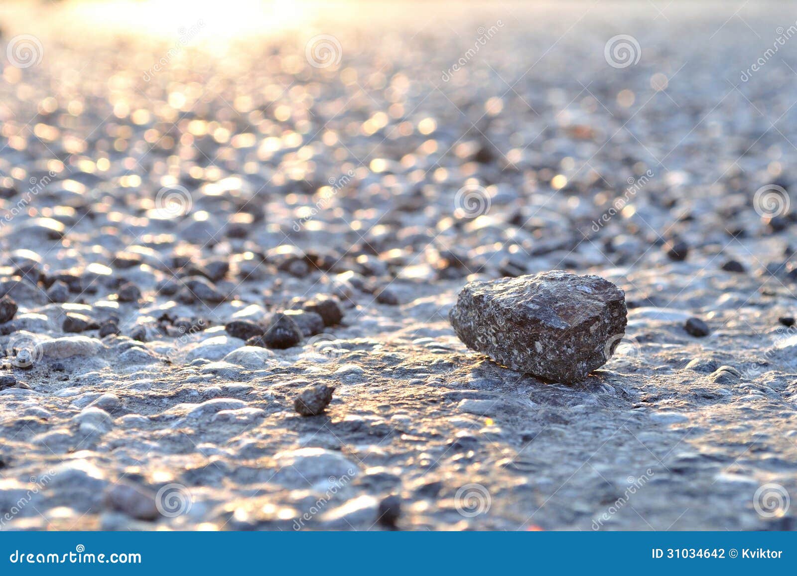 Una roccia su asfalto fotografia stock. Immagine di concreto - 31034642