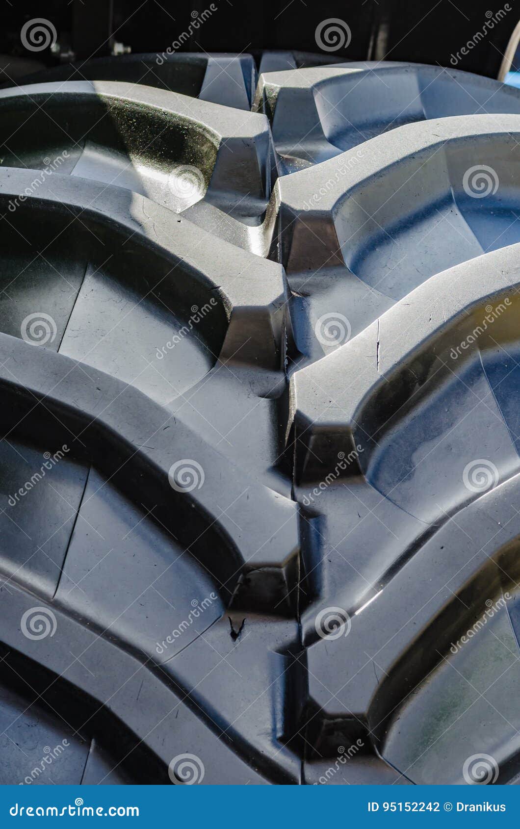 Una Rueda Negra Grande Del Tractor Con Una Pisada Foto de archivo ...