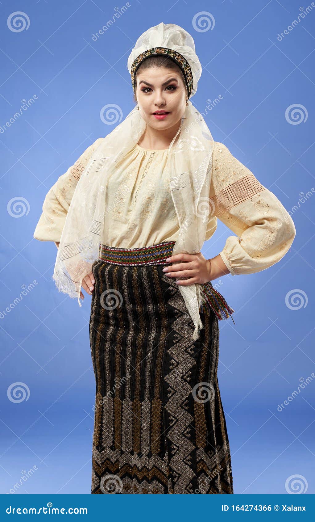 Una Rumena in Costume Tradizionale Fotografia Stock - Immagine di ...