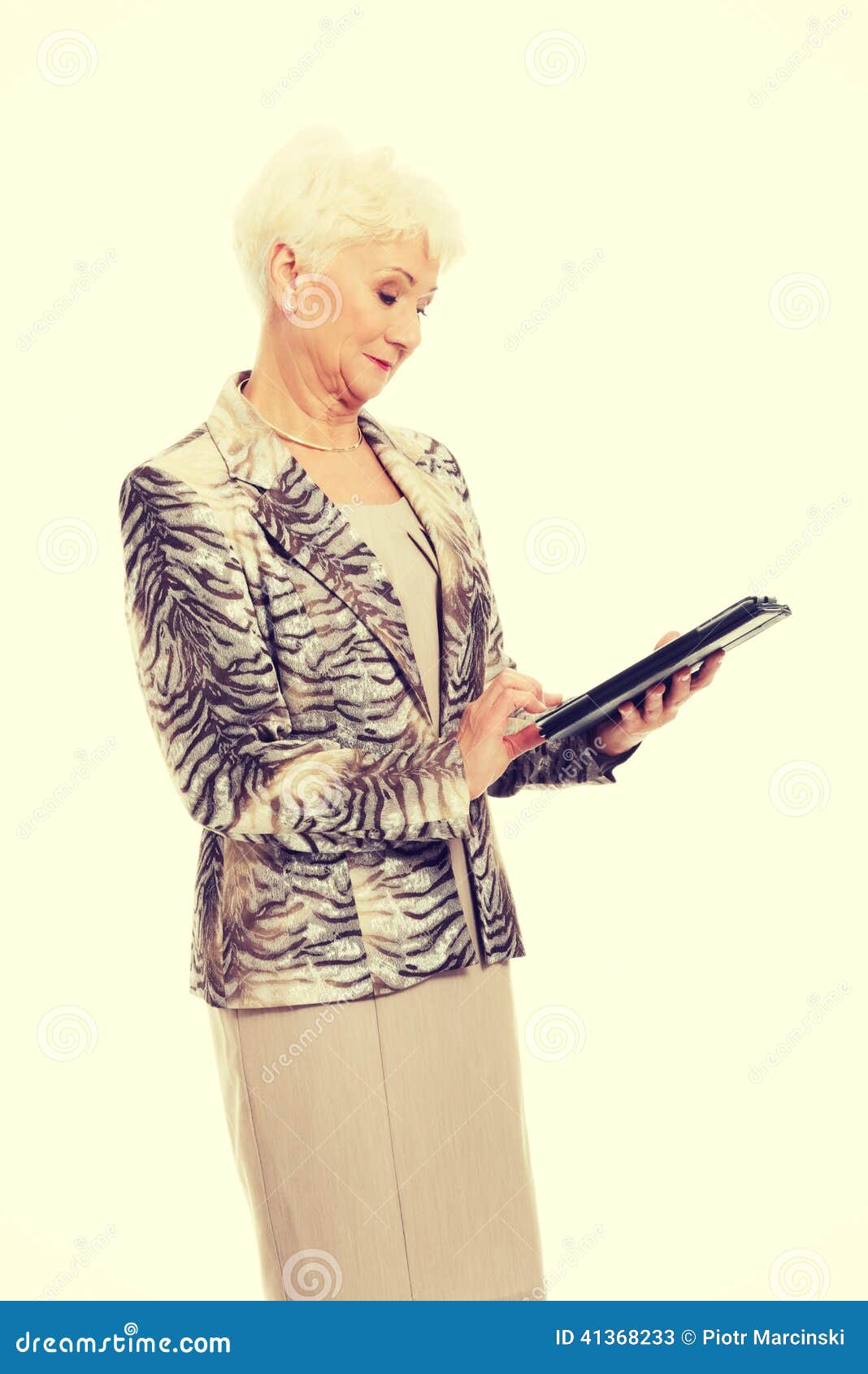 Una Signora Elegante Anziana Con La Compressa Immagine Stock - Immagine ...