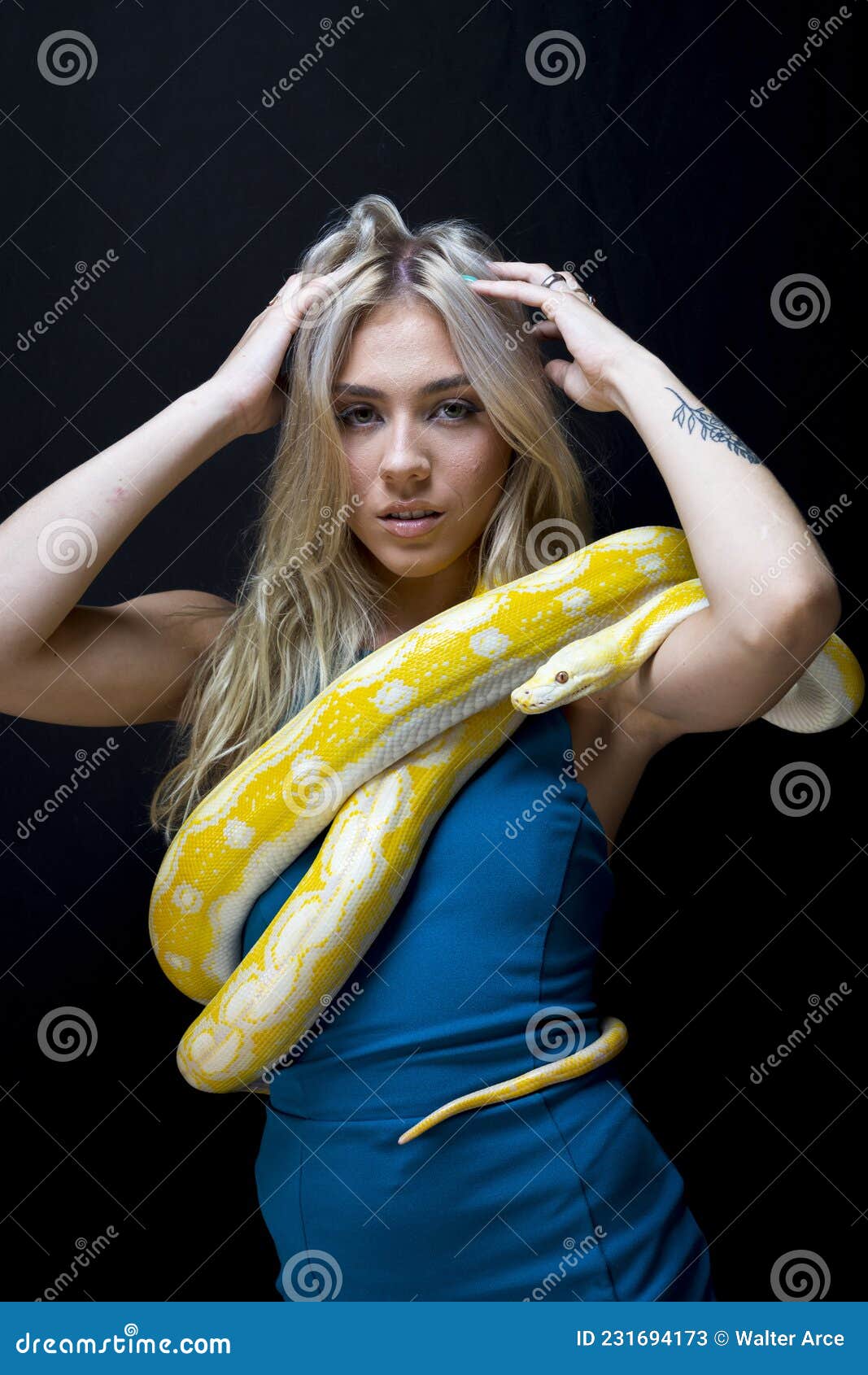 Una Splendida Modella Bionda Posa Con Un Serpente Boa in Ambiente ...