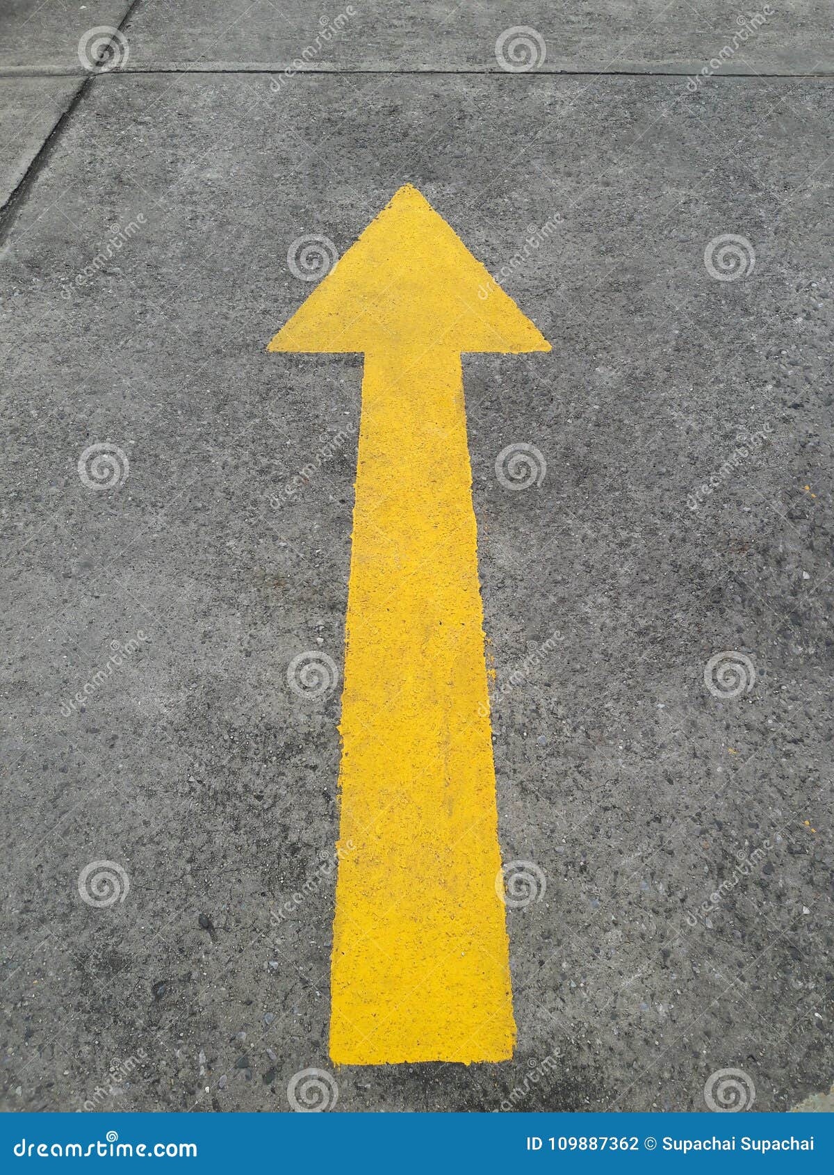 Una Strada Con La Freccia Gialla Fotografia Stock - Immagine di frecce ...