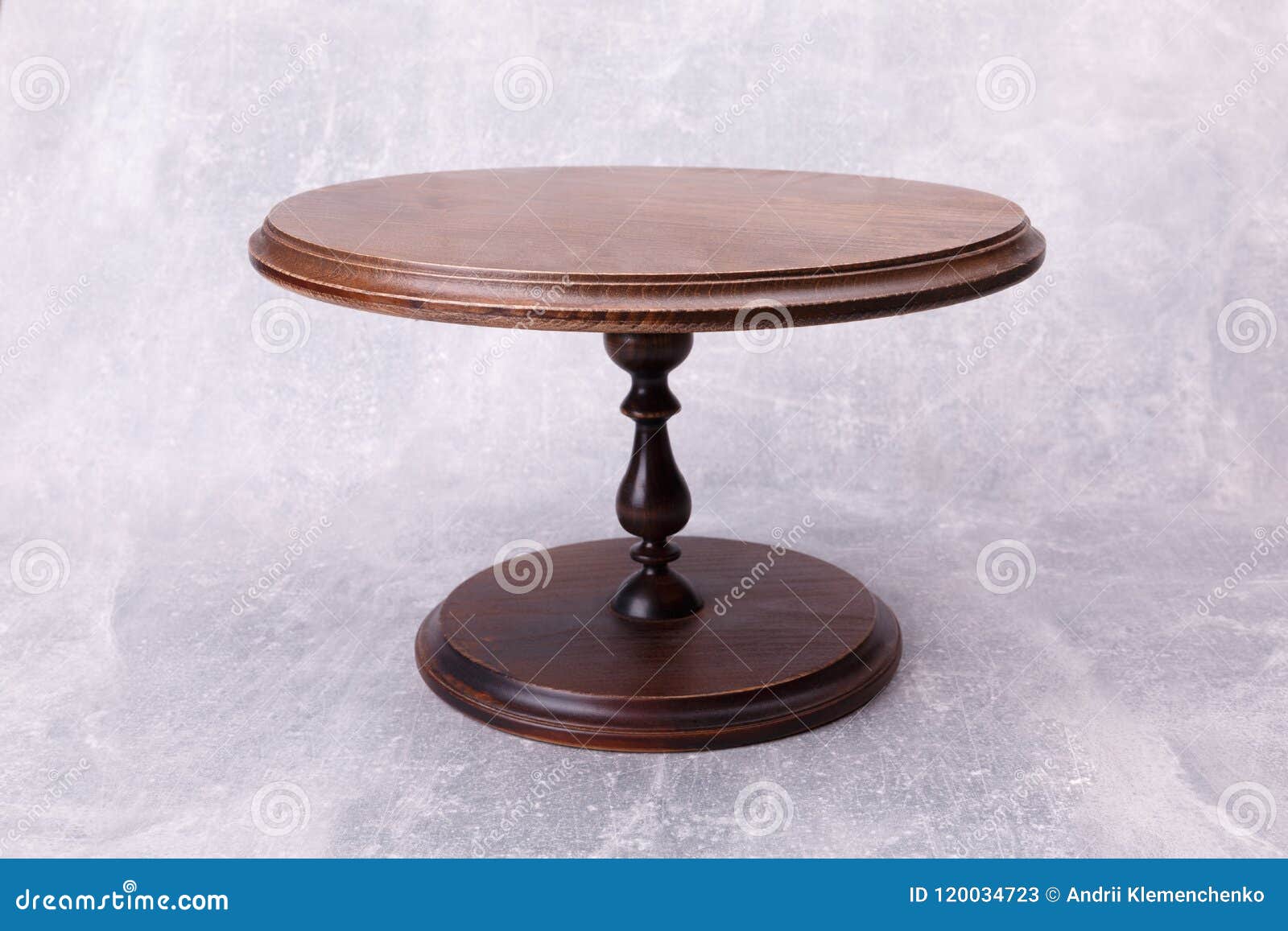 Una Tabla De Madera Redonda Imagen de archivo - Imagen de comedor ...