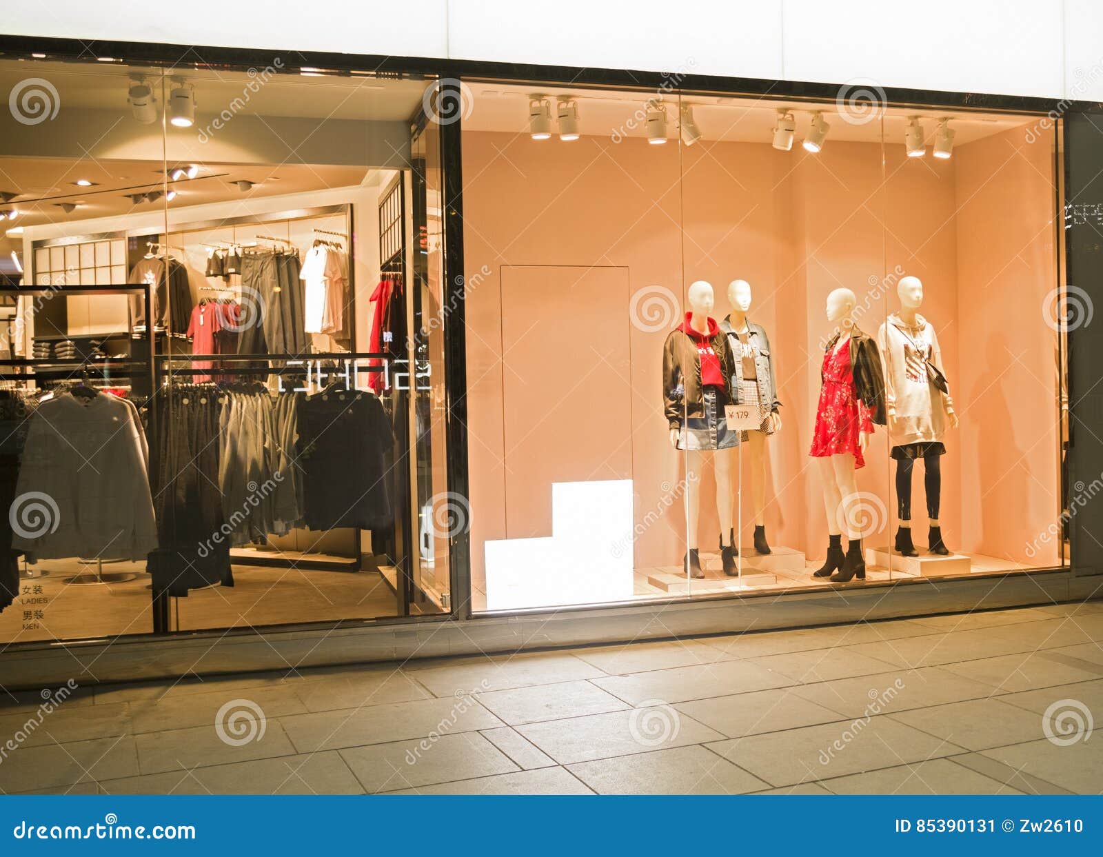 Una tienda de ropa foto editorial. Imagen de anuncie - 85390131