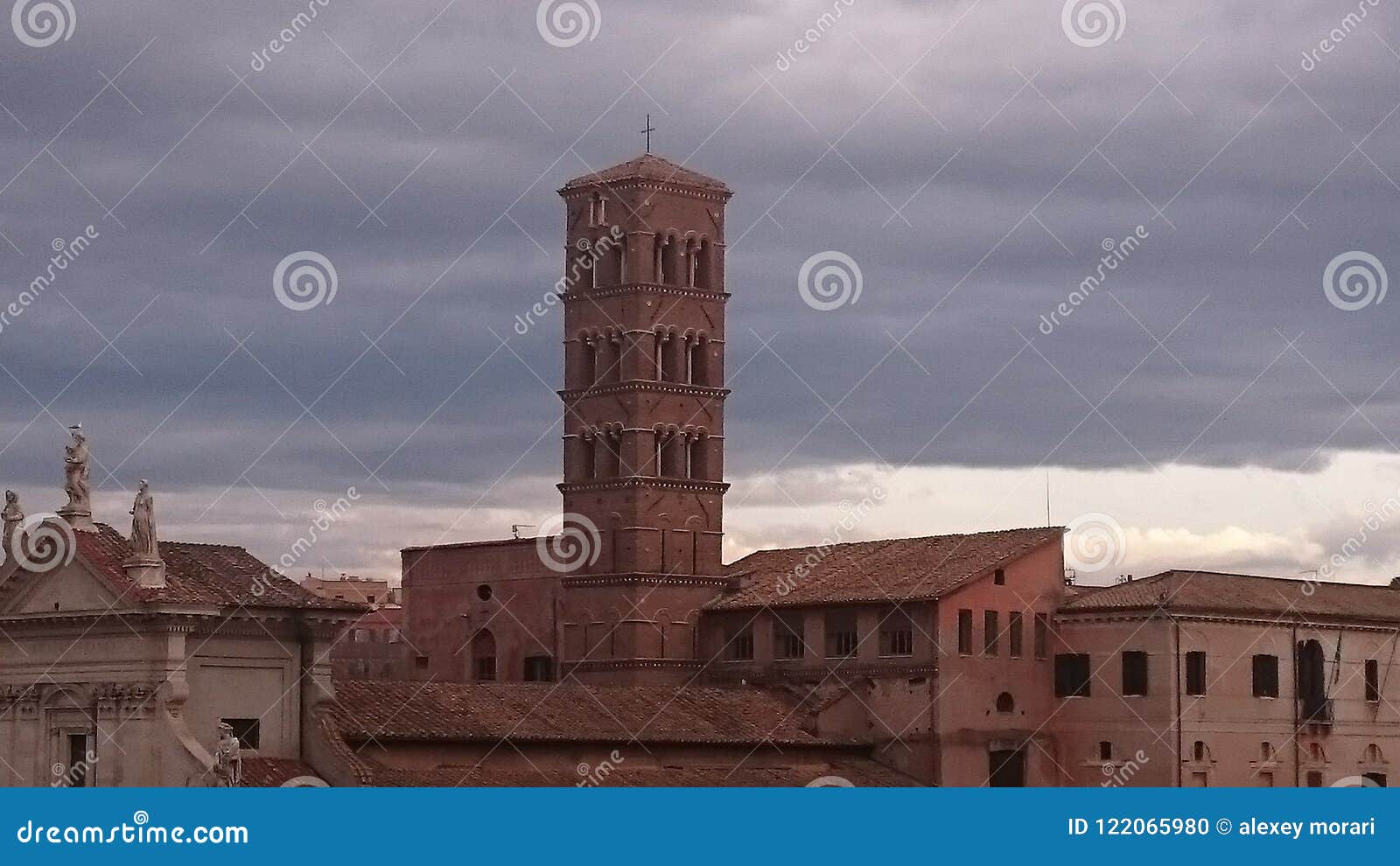 Una torre en Roma foto de archivo. Imagen de roma, viejo - 122065980