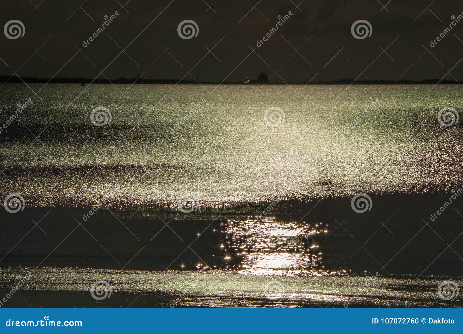 Una Trayectoria Del Sol Que Refleja En El Mar Foto de archivo - Imagen ...