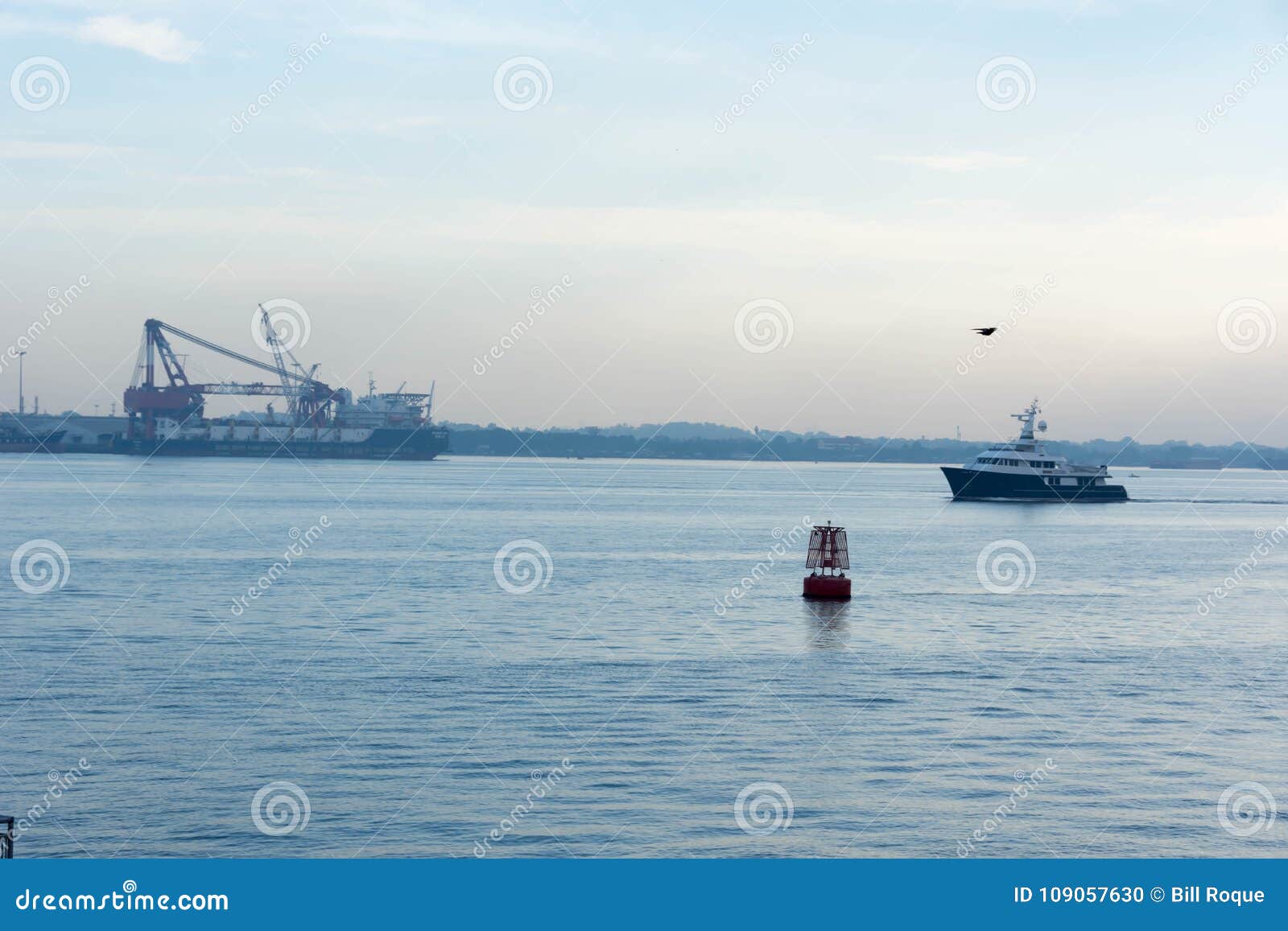 Una Vista De Un Buque De Carga Que Navega En Las Aguas De Singapur ... Una Vista De Un Buque De Carga Que Navega En Las Aguas De Singapur ...