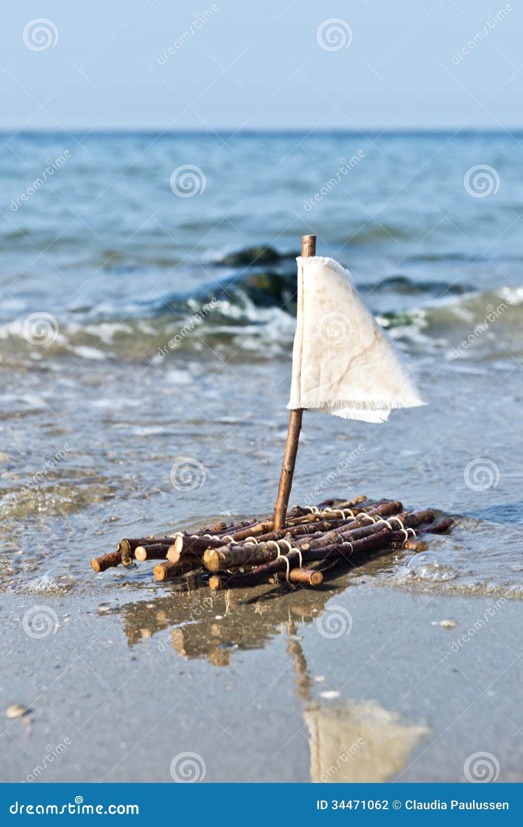 Una zattera al mare fotografia stock. Immagine di disperato - 34471062