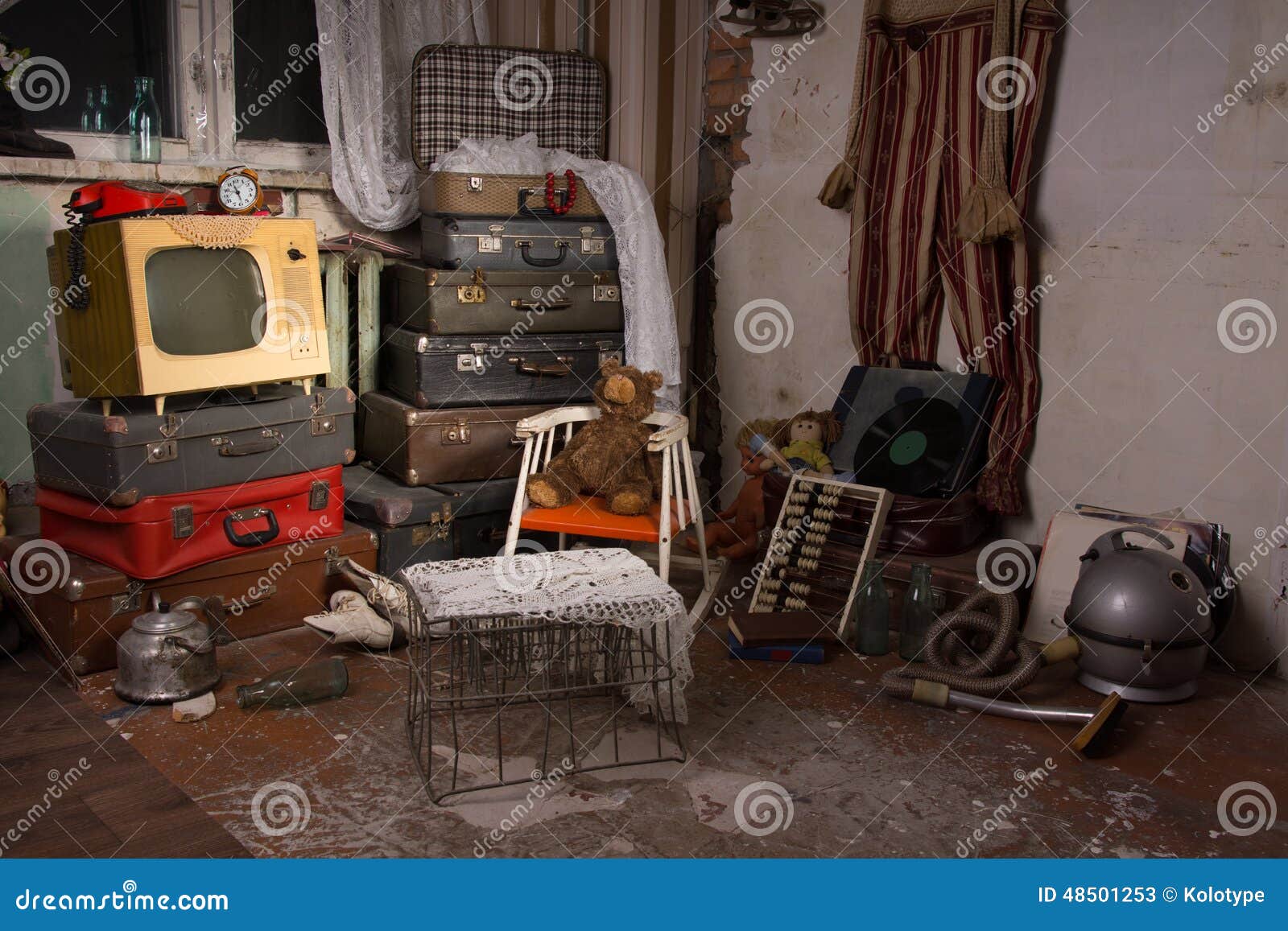 Unbenutzte Alte Einzelteile in Einem Alten Raum Stockbild - Bild von ...