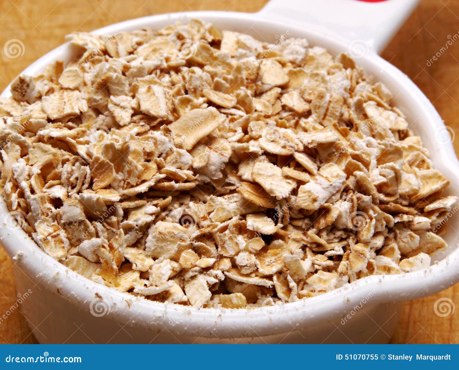 Uncooked Oatmeal in a Scoop Stock Image - Image of white, texture: 51070755