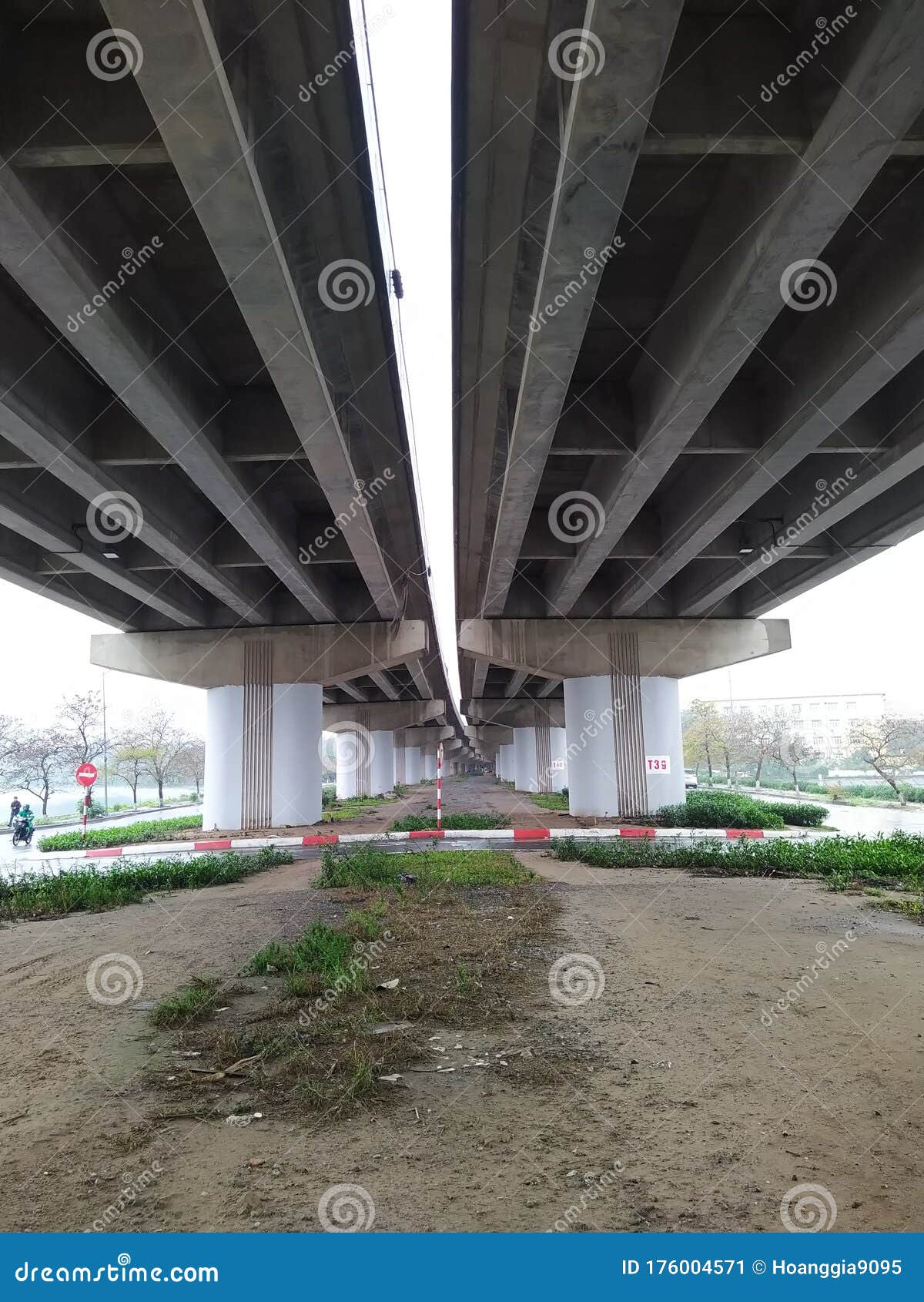 Under a flyover bridge stock image. Image of parallel - 176004571