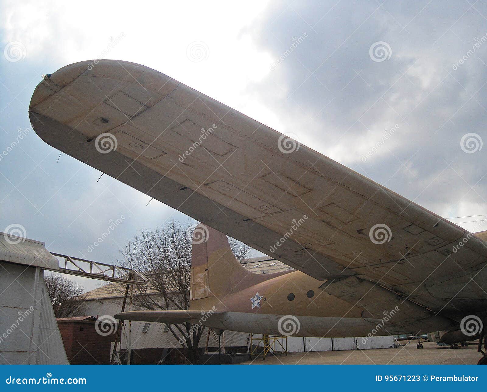 UNDER SIDE of AIRCRAFT WING Stock Image - Image of clouds, fuselage ...