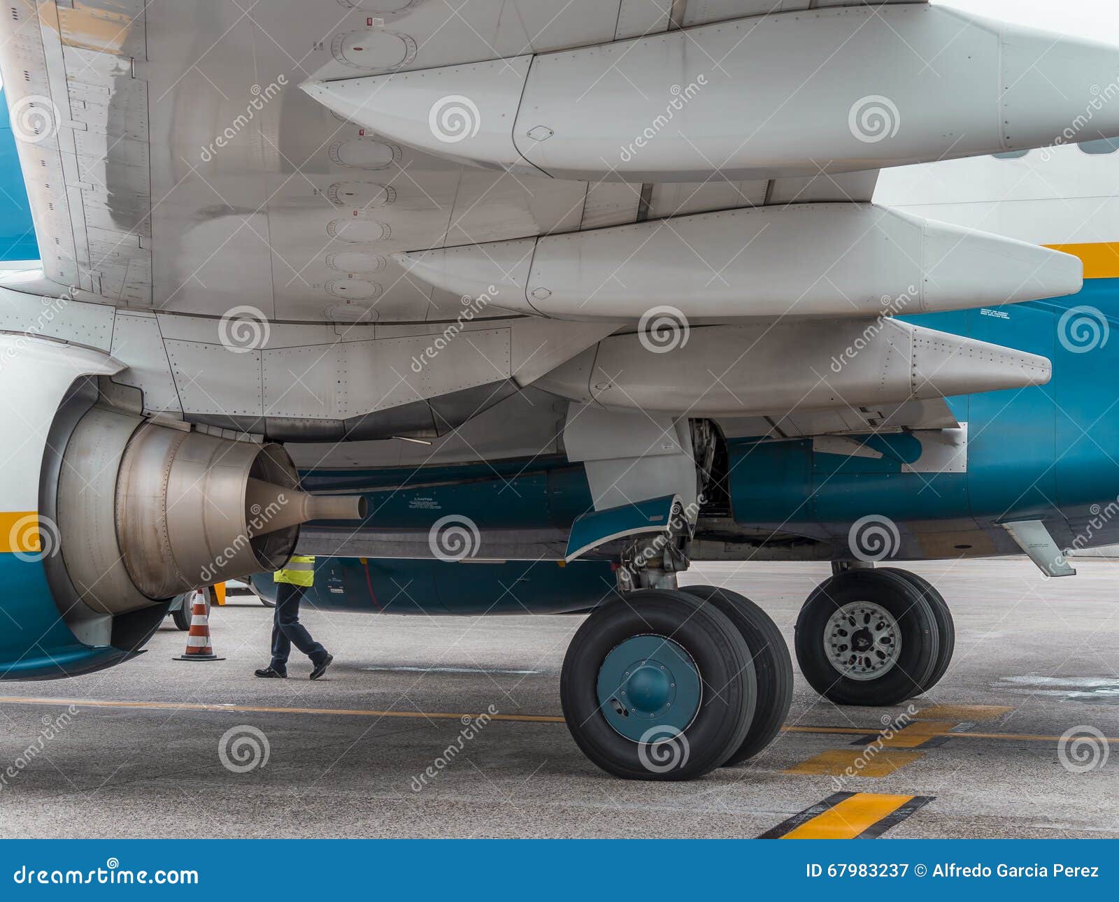 Under wing aircraft stock image. Image of gear, runway - 67983237