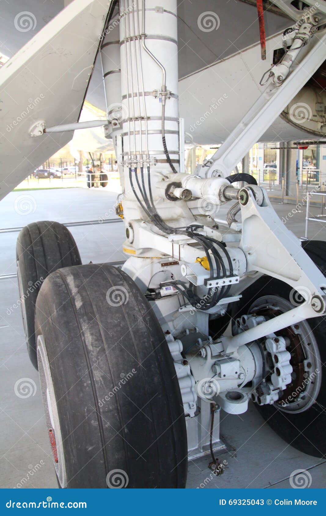 Undercarriage obraz stock. Obraz złożonej z koło, nikt - 69325043