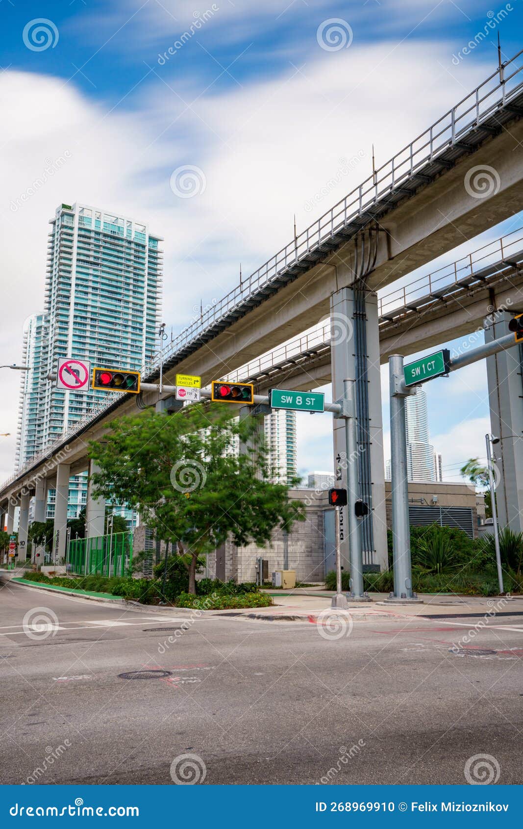 The Underline Miami Brickell. Miami Metrorail Intersection of 8th ...