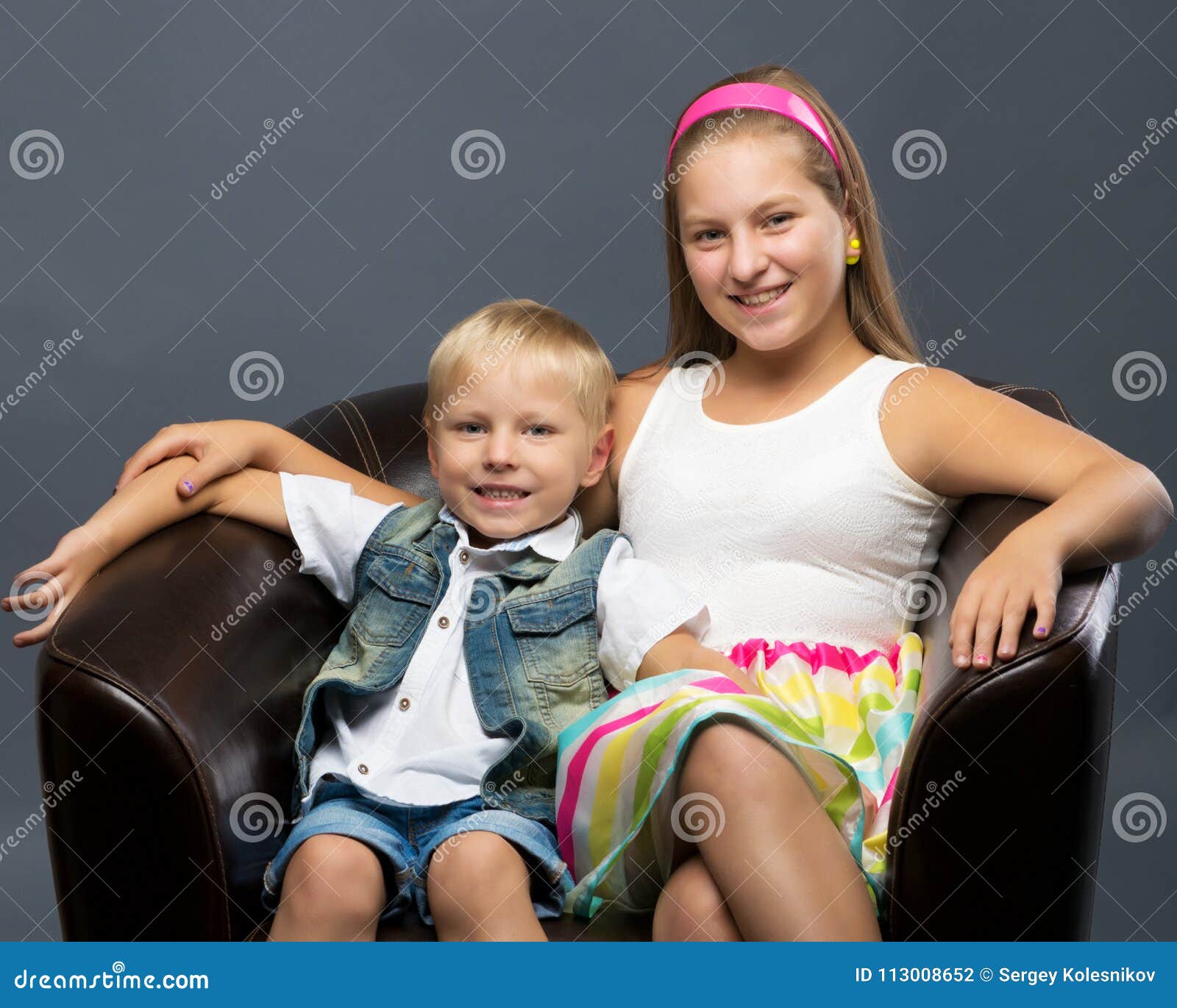 Une Adolescente Avec Son Jeune Frère Photo stock - Image du frère ...