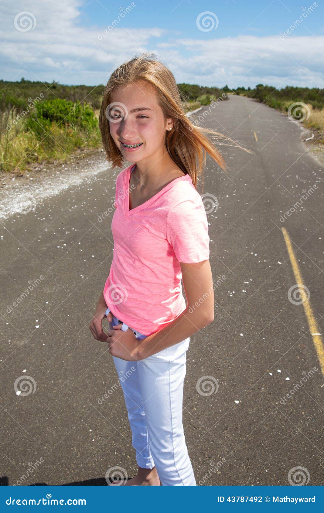 Une Adolescente Voyage Nu Pieds Sur Une Route Vide Photo Stock Image