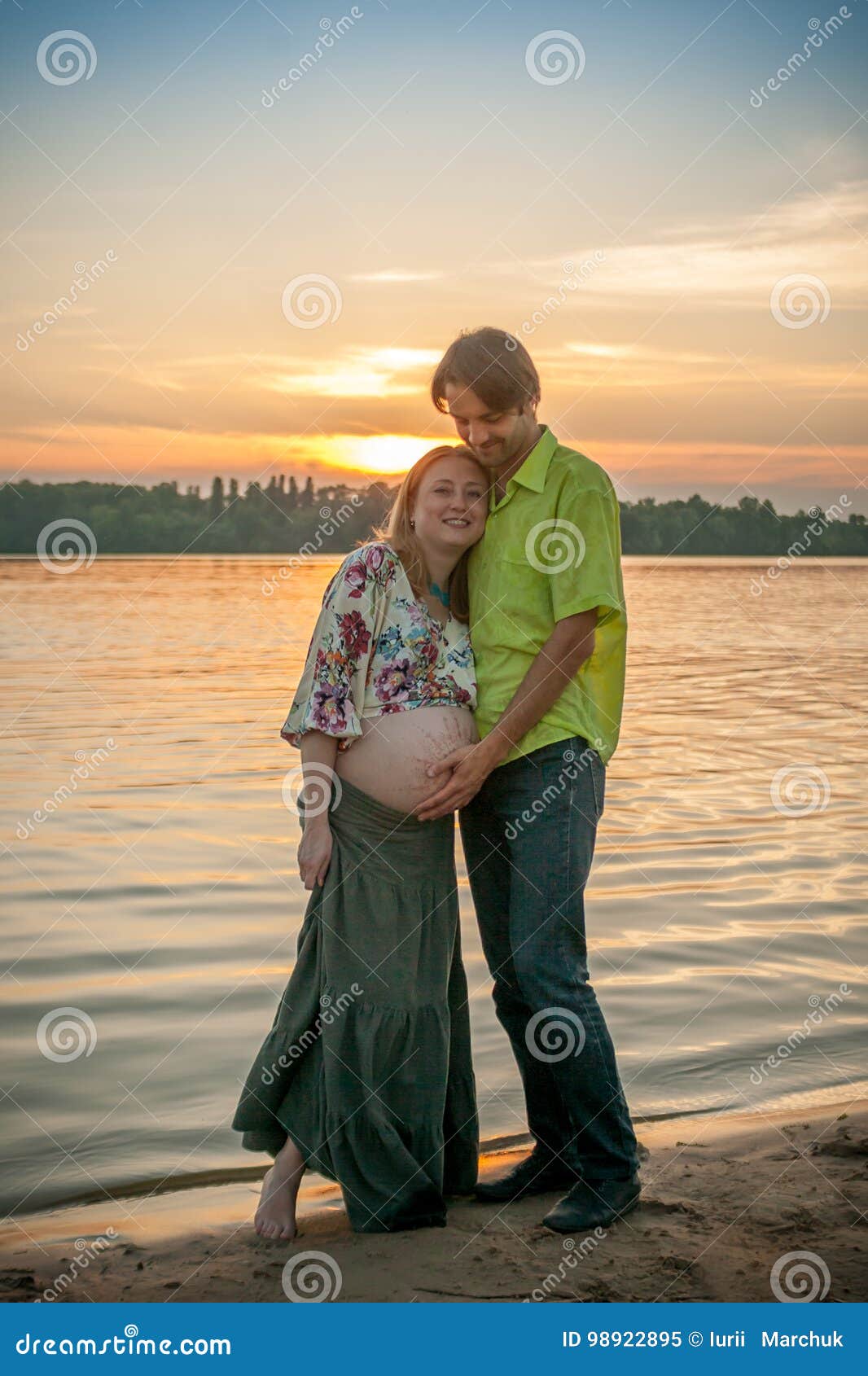 Une Belle Femme Enceinte Avec Son Mari Sur La Plage De Berge Souriant