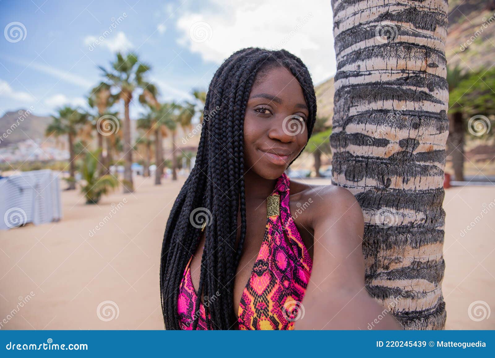 Une Belle Fille Africaine En Vacances Prend Un Selfie Sur Une Plage
