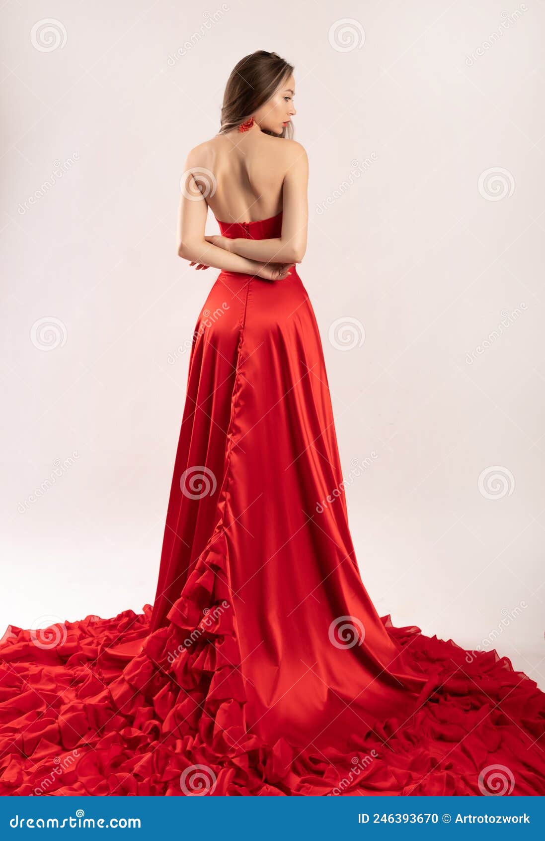 Une Belle Fille En Robe Rouge Longue Pose Sur Fond Blanc Photo Stock