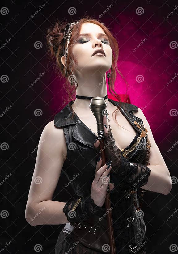 Une Belle Fille Rousse De Cosplayer Utilisant Un Costume De Style