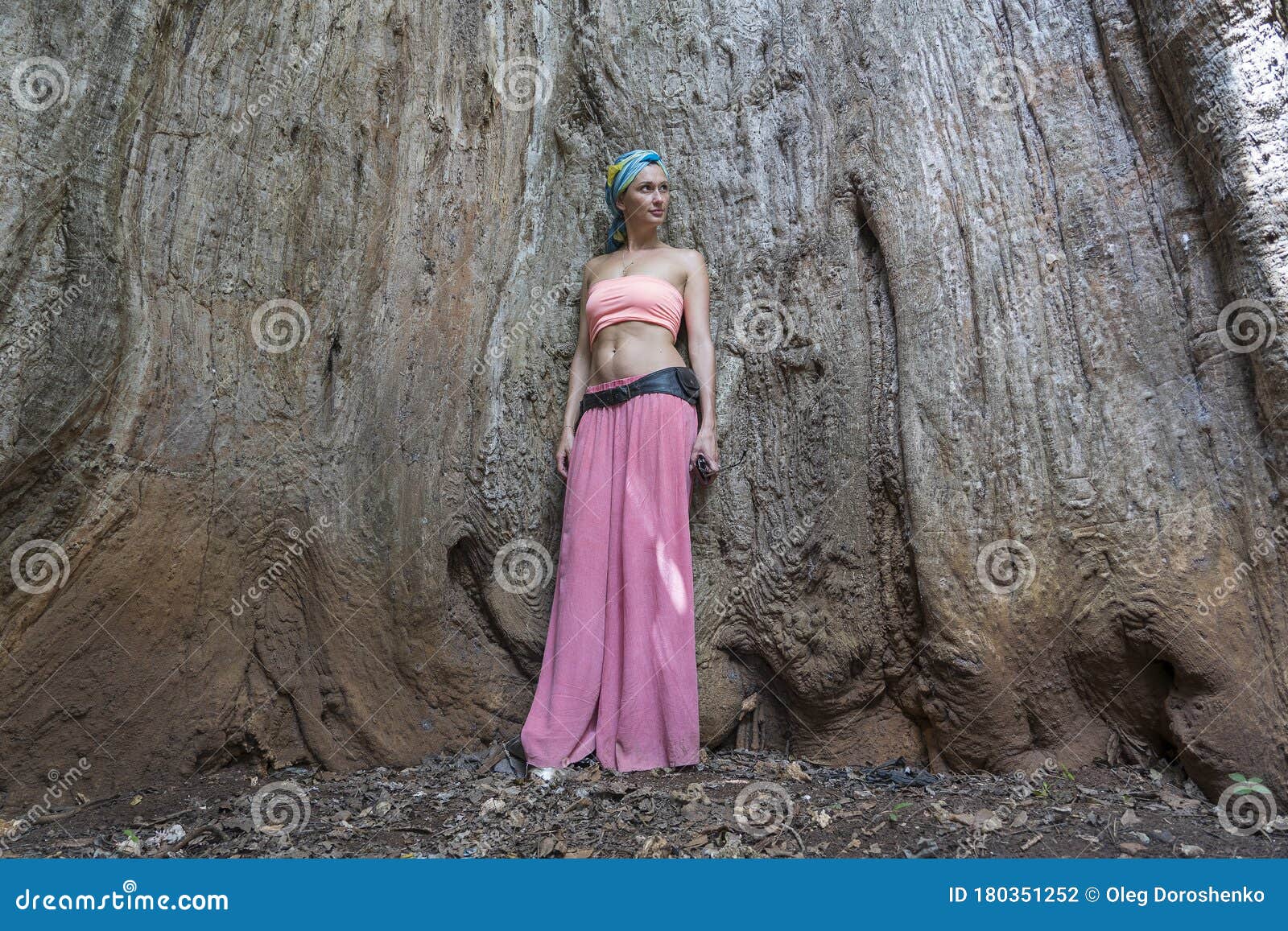 Une Belle Fille Se Tient Dans Le Tronc Dun Vieux Baobab Sur Lîle De