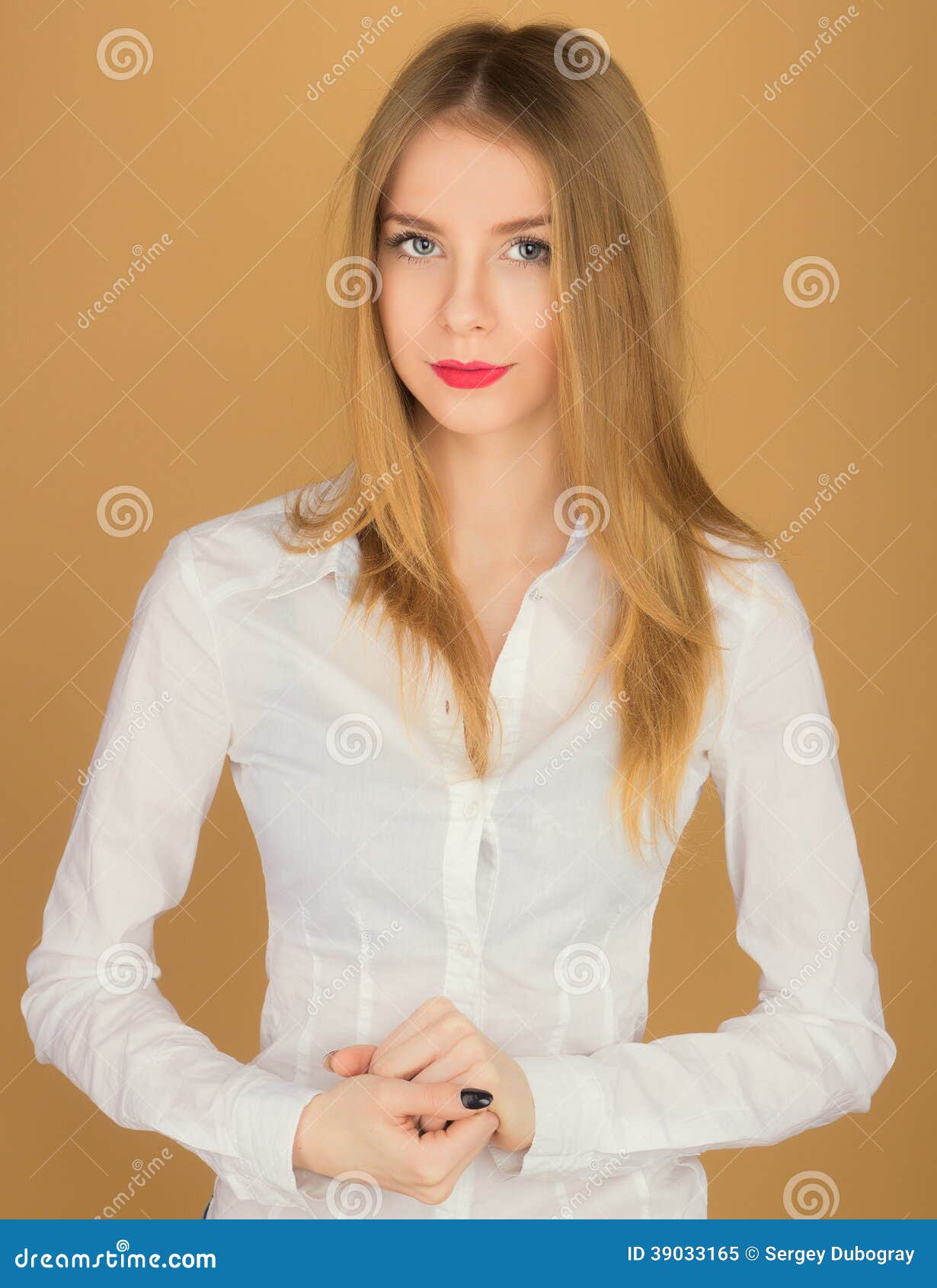 Une Belle Jeune Fille Dans Une Chemise Blanche Image Stock Image Du