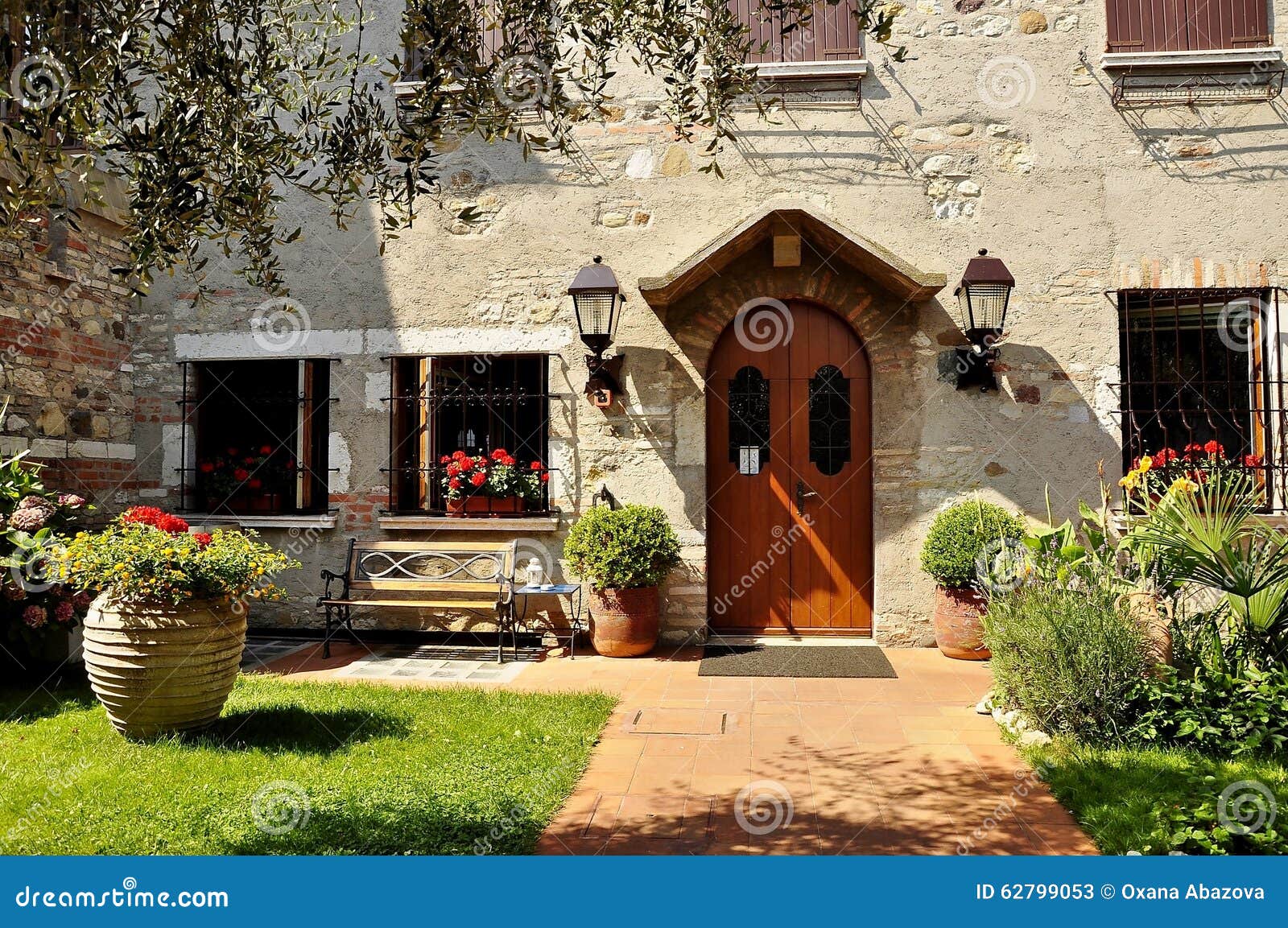 Une Belle Maison, Une Maison Avec Une Belle Cour Image stock - Image du ...