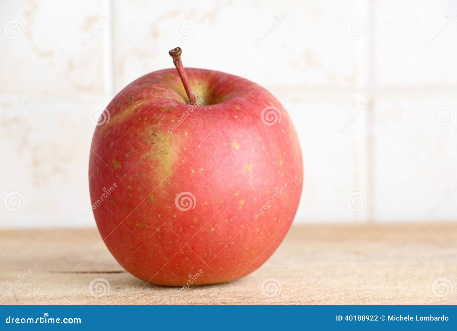 Une Belle Pomme Rouge Sur Un Hachoir Photo stock - Image du cuisine ...