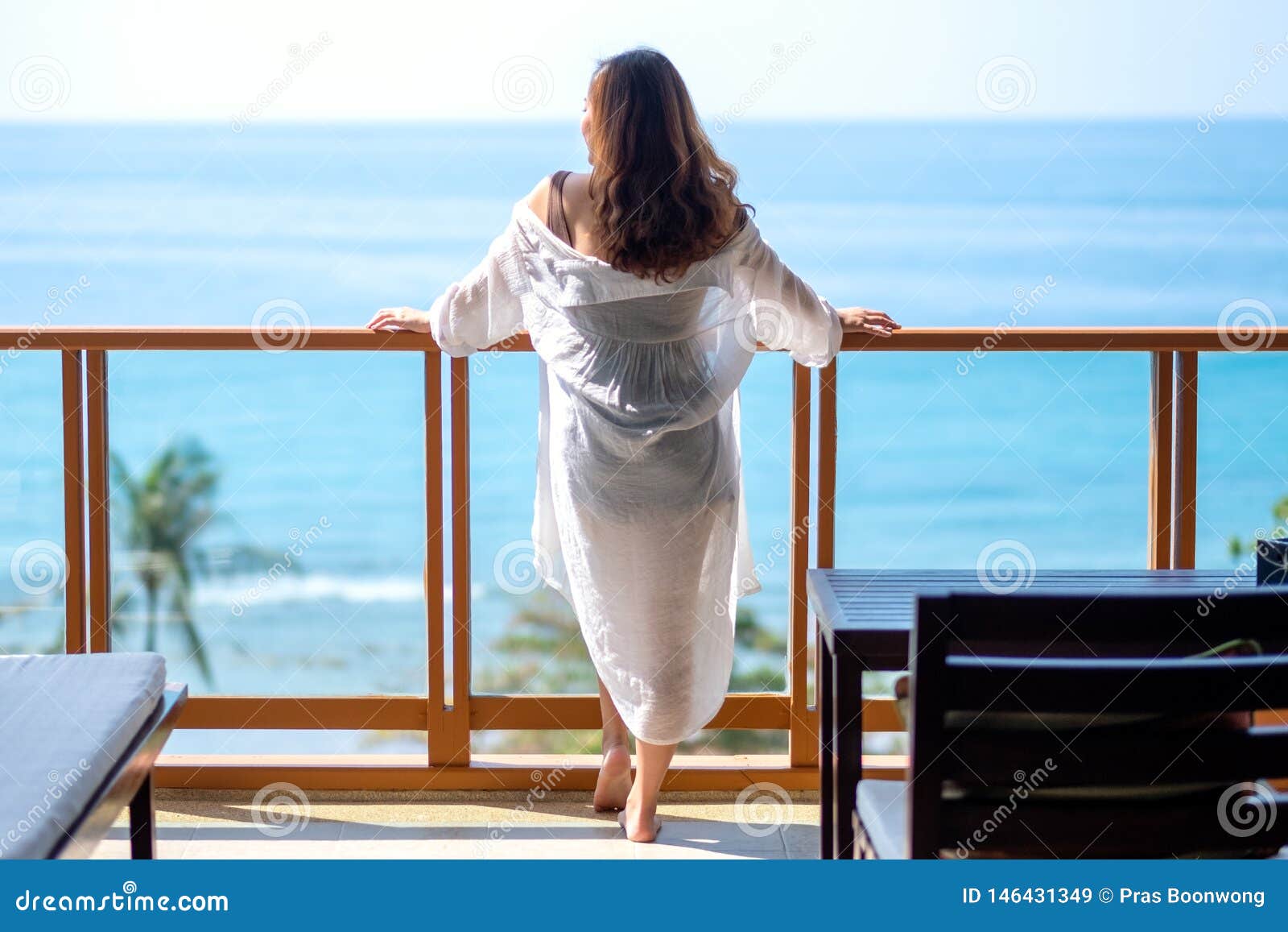 Une Belle Position Asiatique De Femme Et Avoir Plaisir Observer La