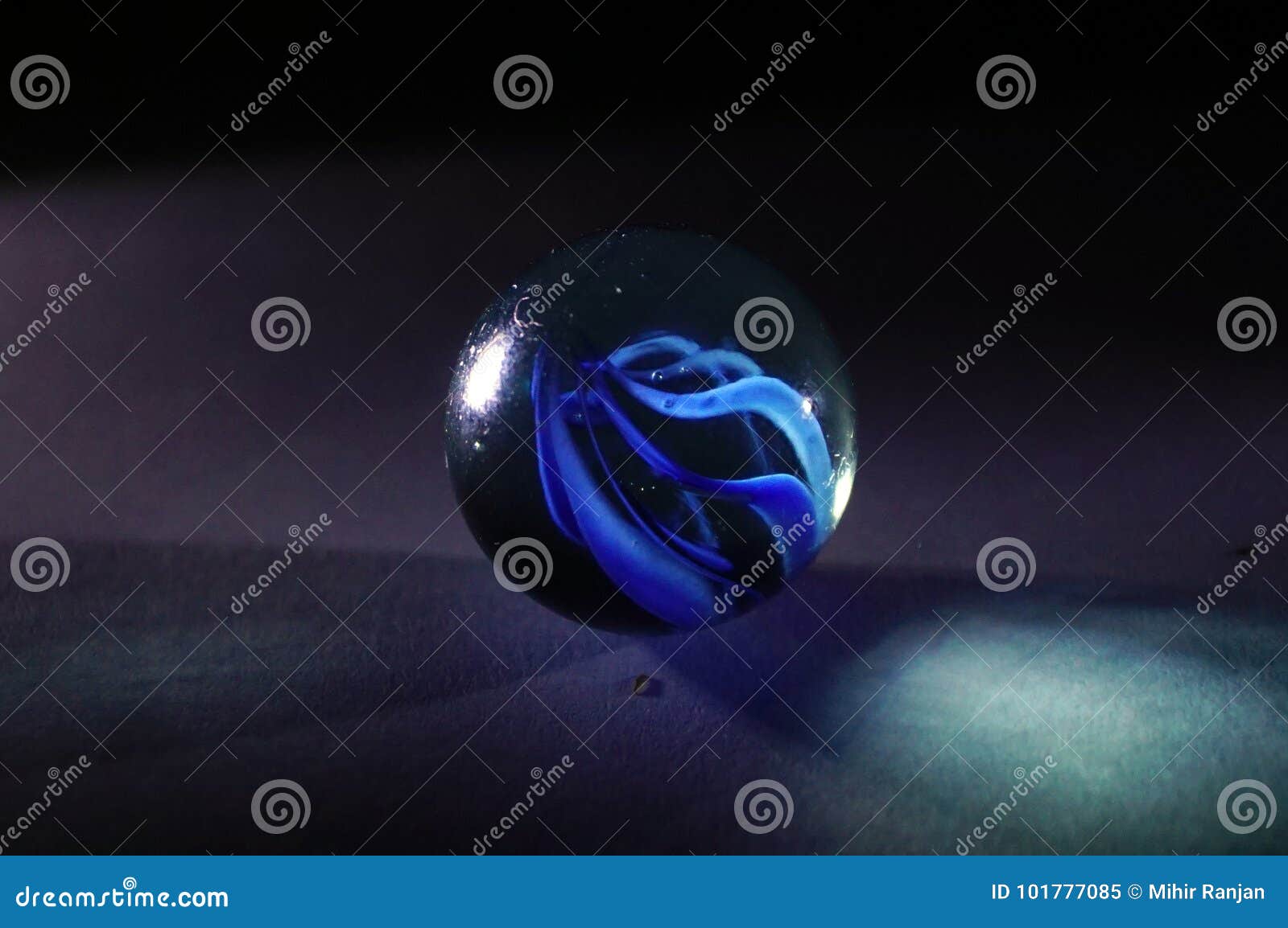 Une Boule De Marbre En Verre Image stock - Image du inférieur, billes ...