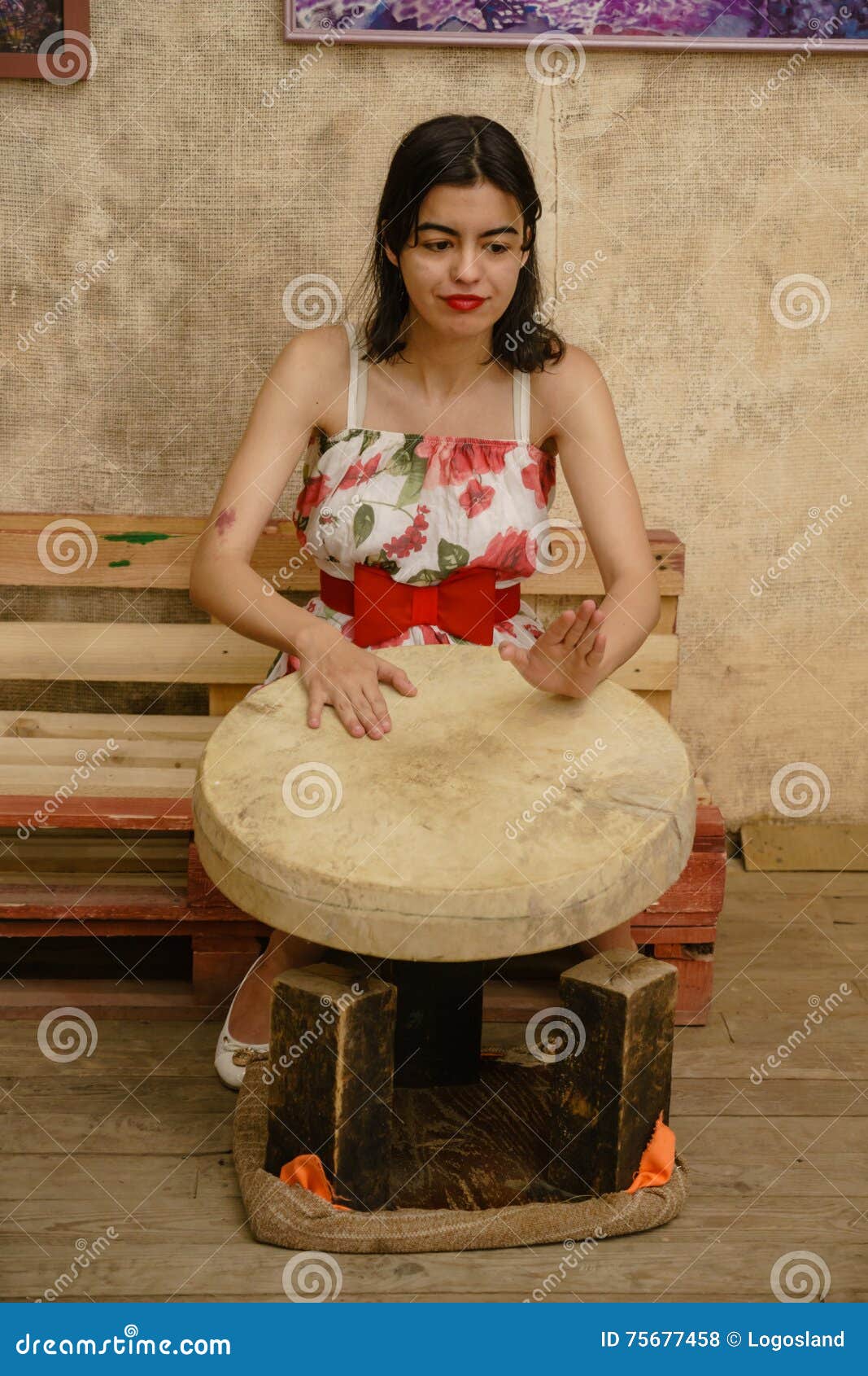 Une Brune Attirante Joue Un Tambour De Basque Photo stock - Image du ...