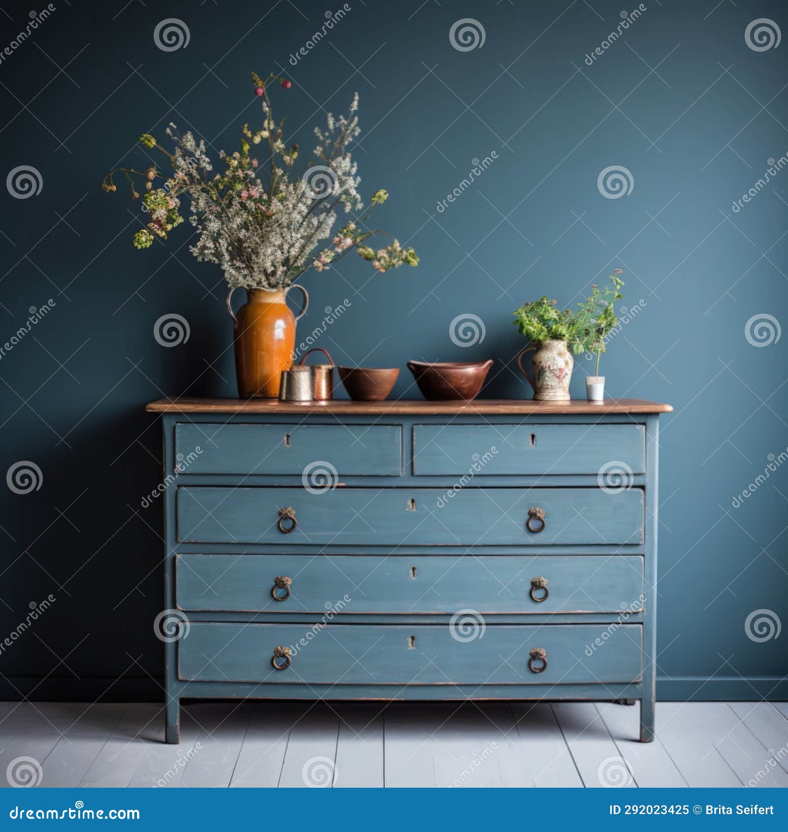 Une Commode En Bois Devant Un Mur Bleu Illustration Stock ...