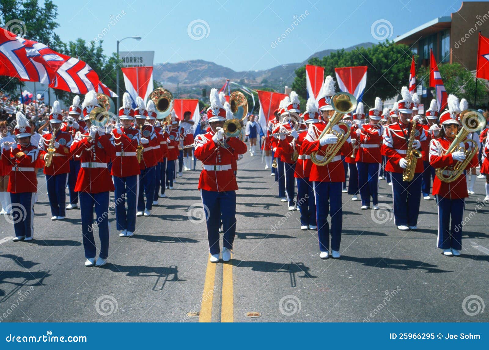 Une Fanfare Exécute Image éditorial - Image: 25966295