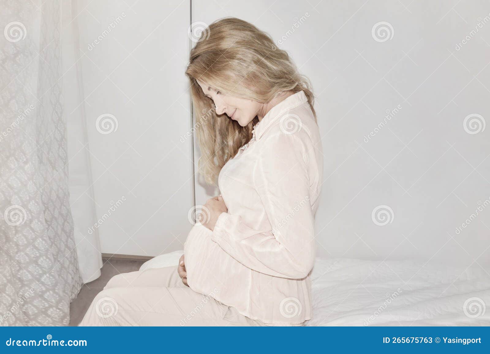 Une Femme Enceinte Qui Touche Son Ventre Enceinte Image Stock Image