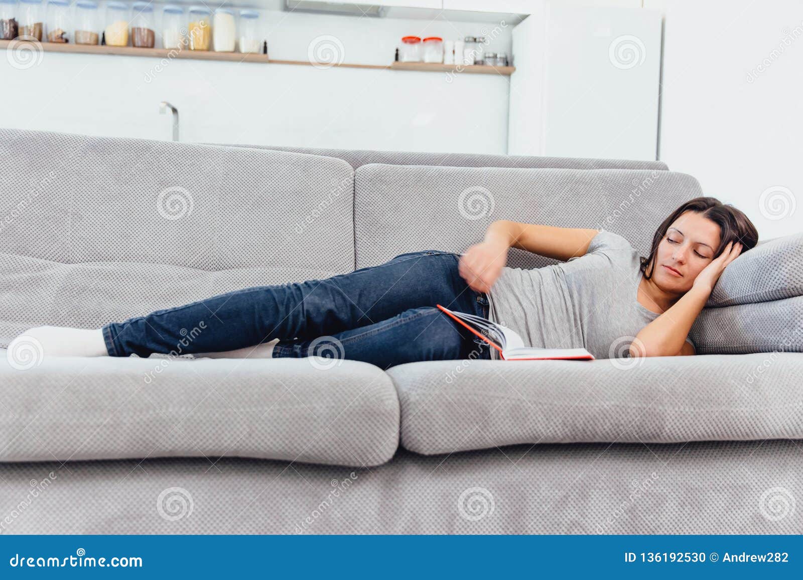 Une Femme Se Trouvant Sur Le Divan Photo stock - Image du maison, genre ... Une Femme Se Trouvant Sur Le Divan Photo stock - Image du maison, genre ...