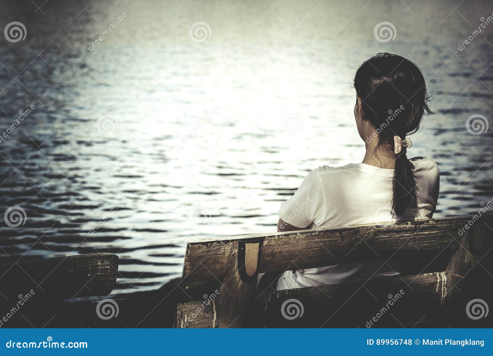 Une femme seule photo stock. Image du regarder, fille - 89956748