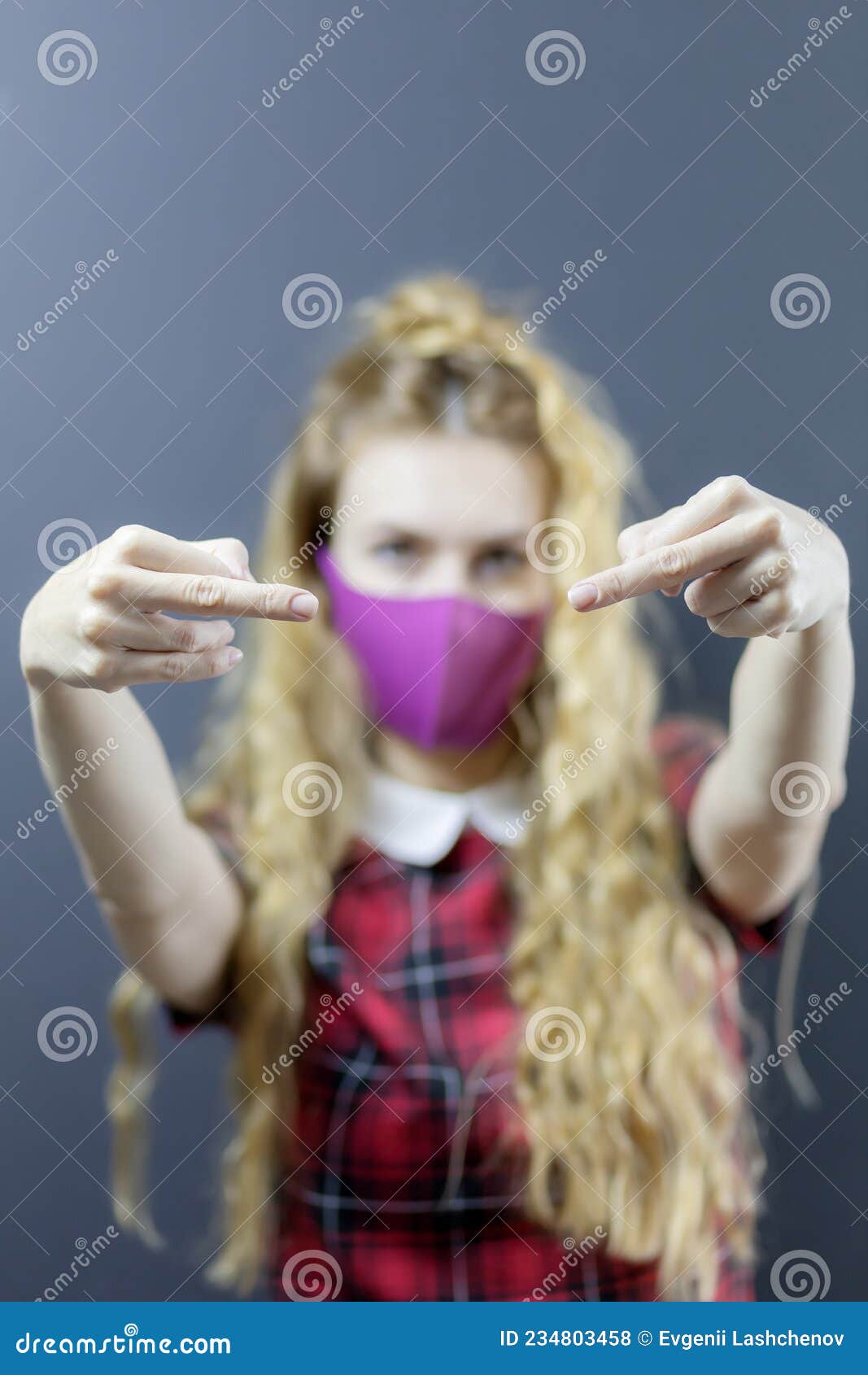 Une Fille Avec Un Masque Sur Le Visage Montre Ses Doigts Moyens Sur Les