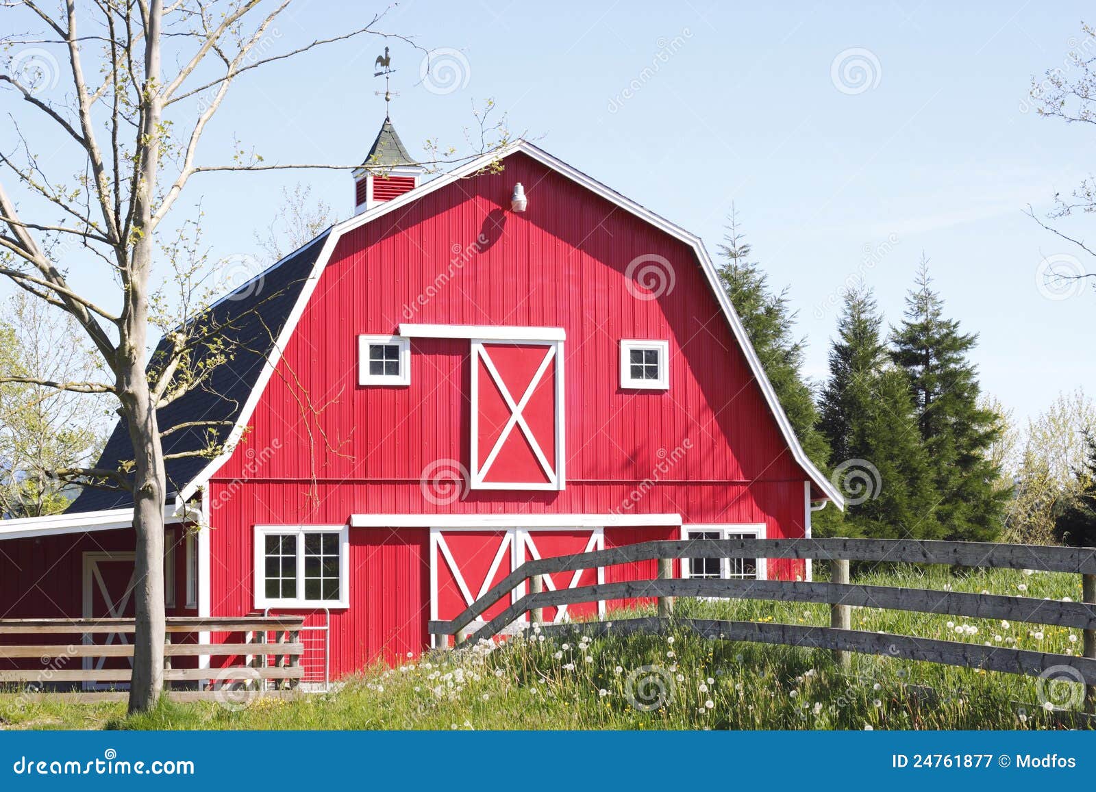 Une grange rouge lumineuse image stock. Image du construction - 24761877