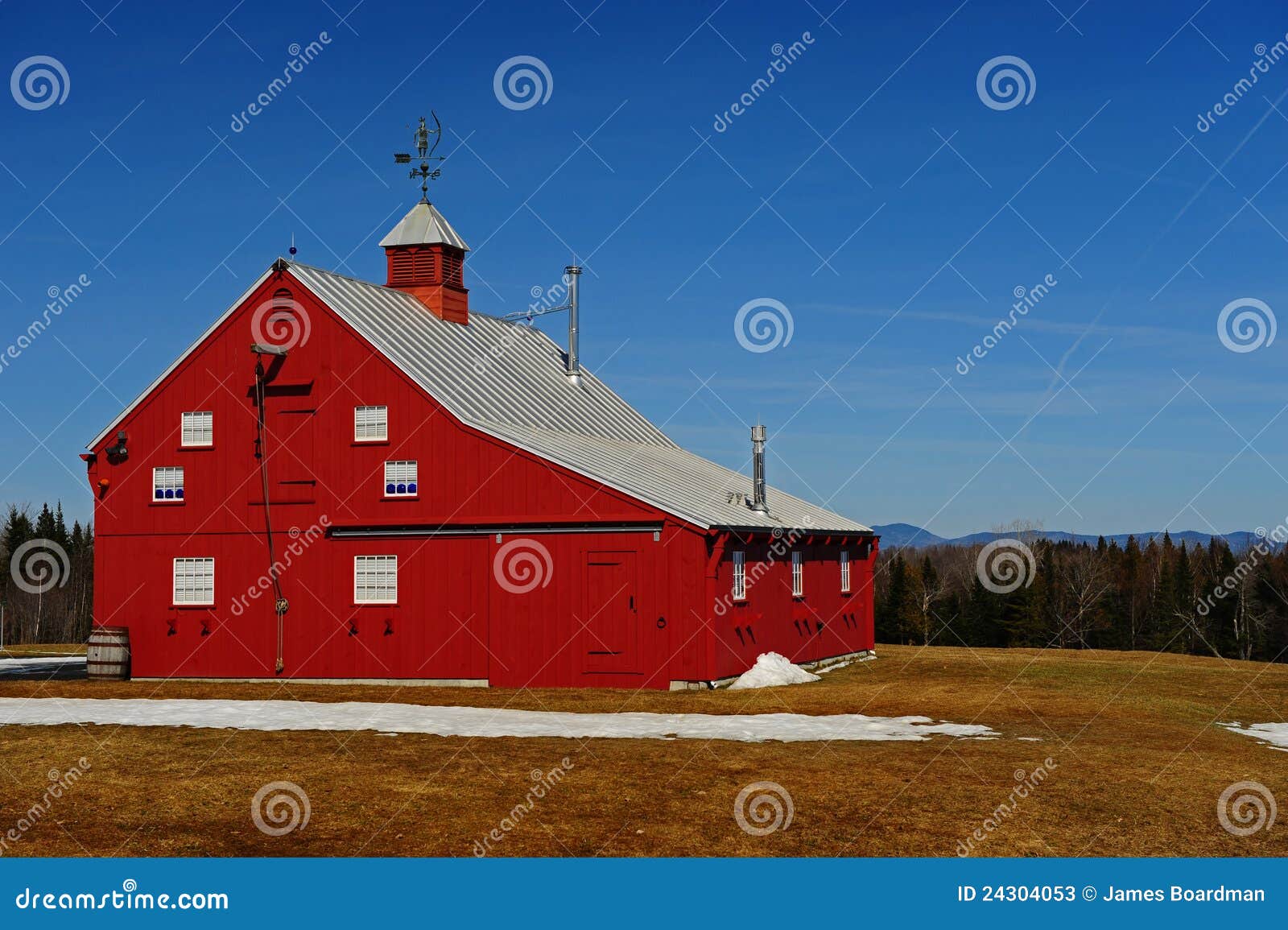 Une Grange Rouge Lumineuse Photos Stock - Téléchargez 83 Photos libres ...