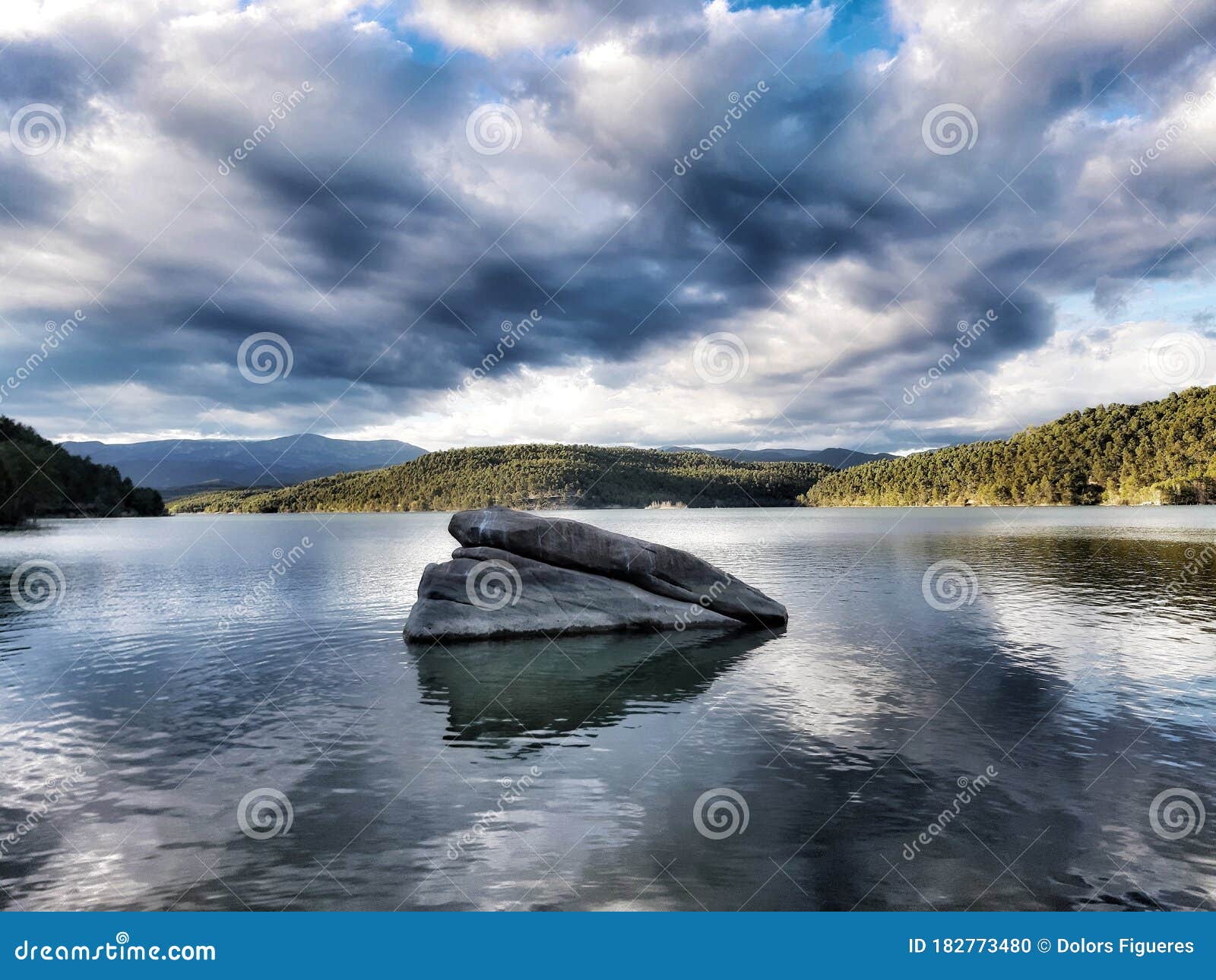 Une Grosse Pierre Au Milieu Sur Le Lac Photo stock - Image du matin ...