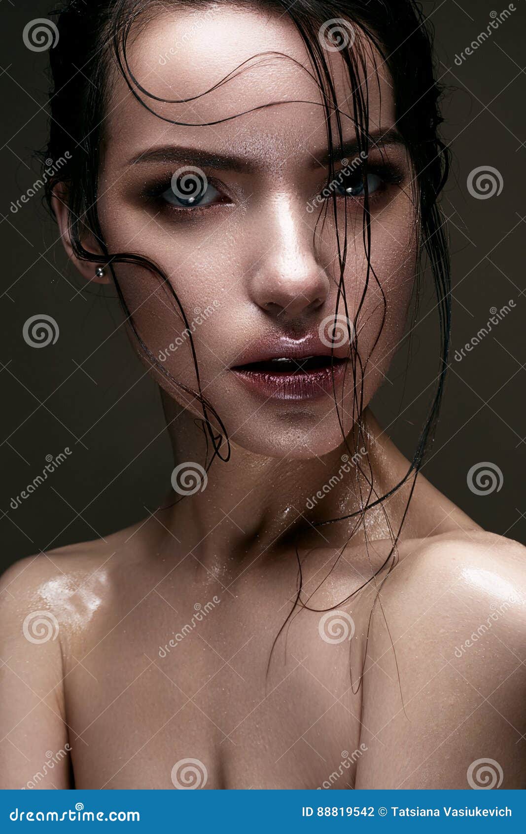 Une Jeune Fille Avec La Peau Humide Brillante Et Les Cheveux Humides