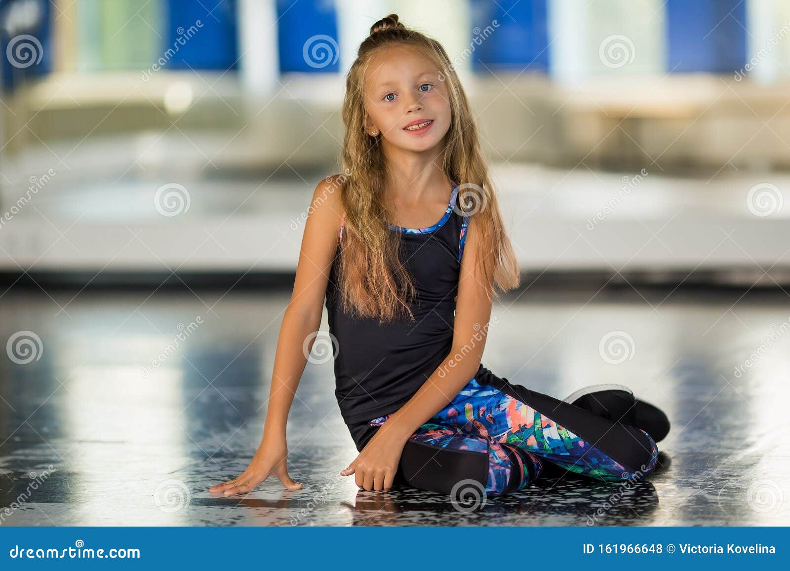 Une Jeune Fille Gymnaste Dans Un Léotard Noir Regarde La Caméra