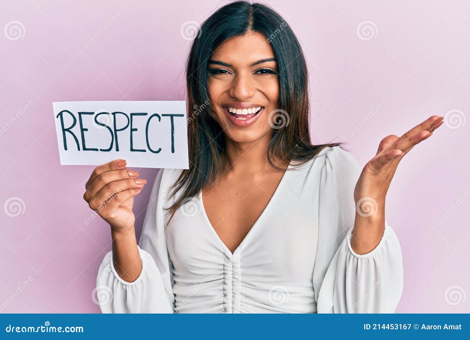 Une Jeune Transsexuelle Latine Tenant Un Message De Respect Célébrant La Victoire Avec Un
