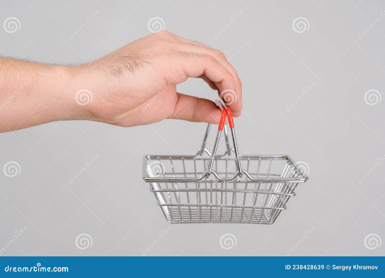 Une Main D'homme Tient Un Panier Miniature Image stock - Image du ...