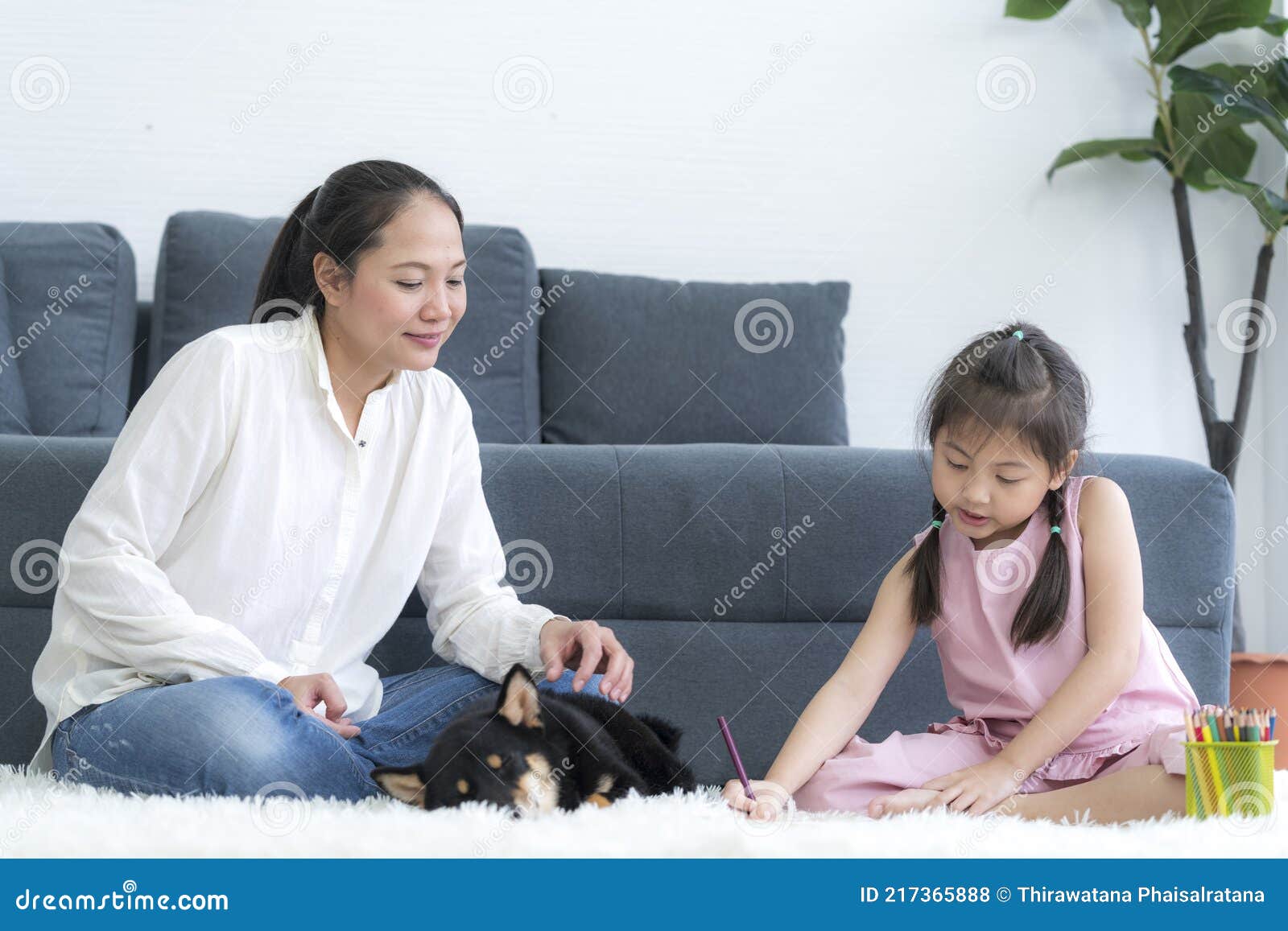 Une Mère Apprend à Sa Fille à Faire Ses Devoirs Dans Le Salon Avec Un